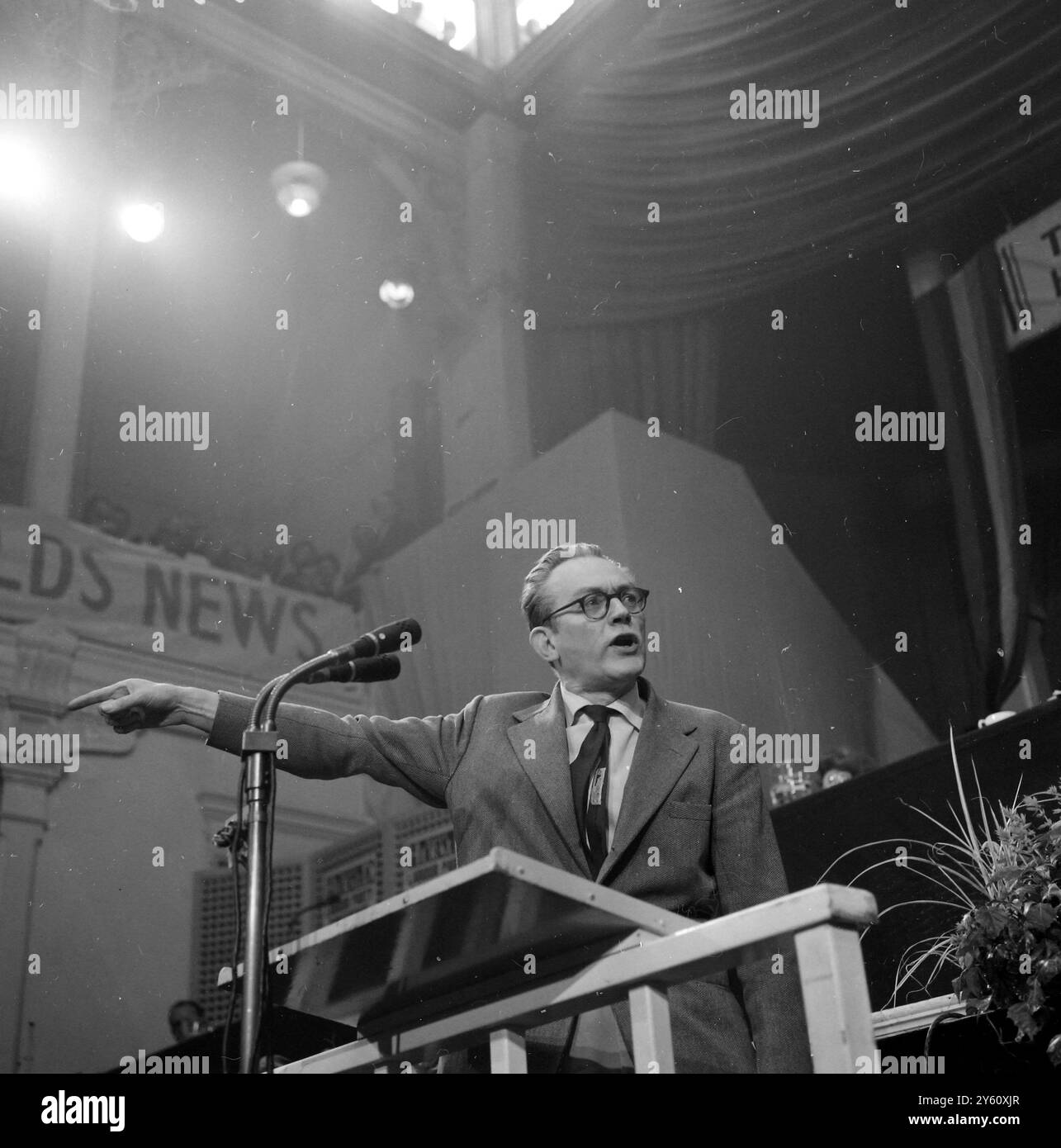 FOOT MICHAEL LABOUR PARTY CONFERENCE SPEAKS / 6 OCTOBER 1960 Stock ...