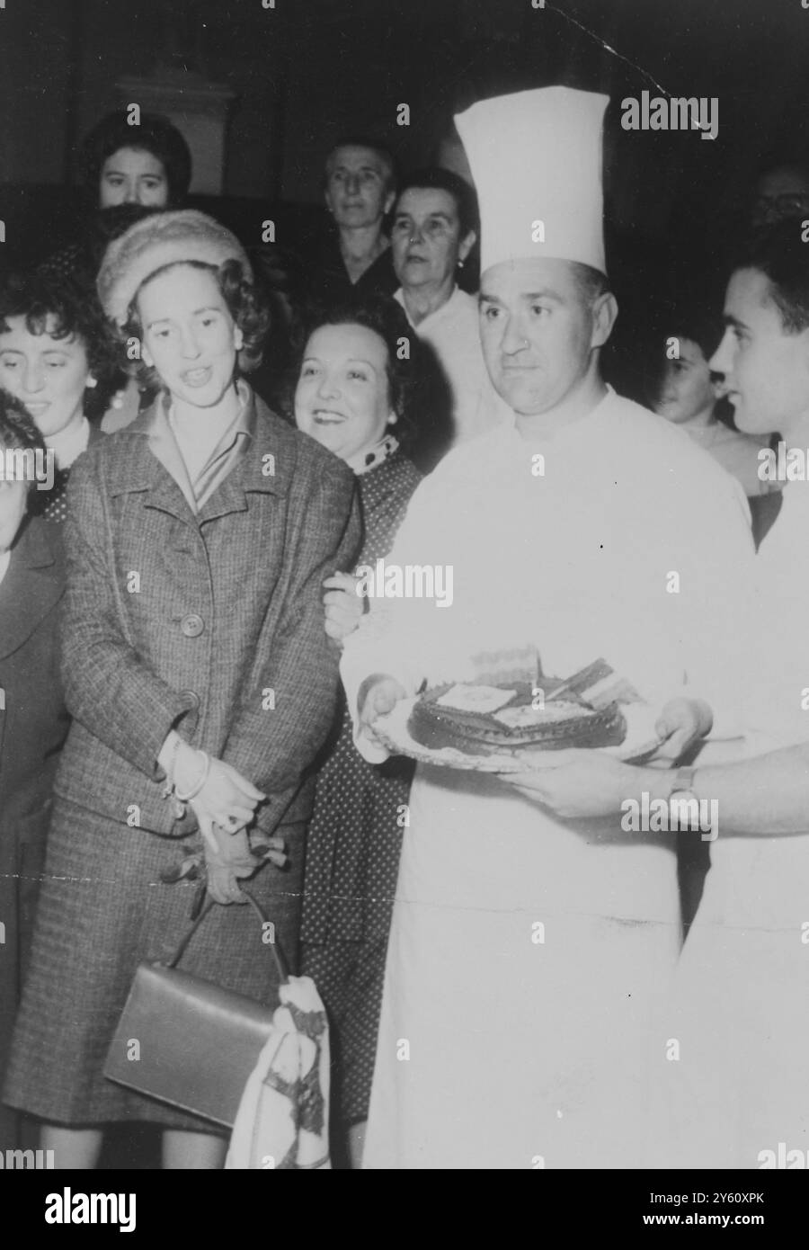 FABIOLA QUEEN RECEIVES CAKE FROM HER COOK MADRID 5 OCTOBER 1960 Stock ...