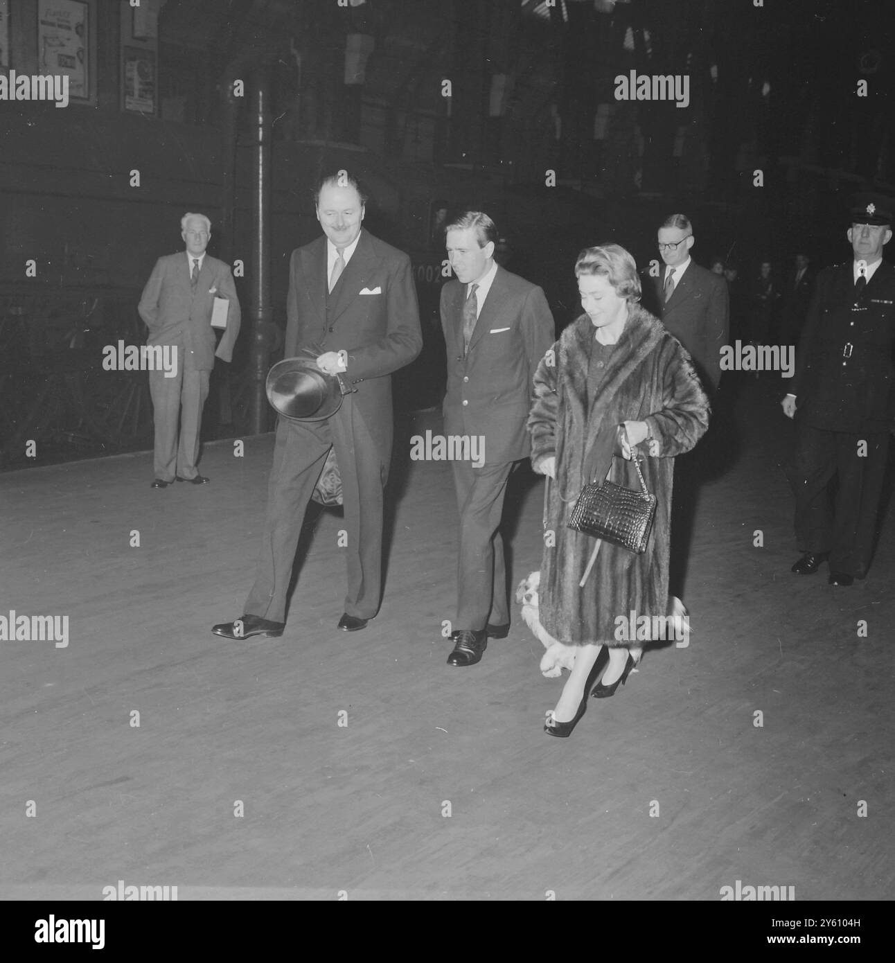 MARGARET ROSE JONES ARMSTRONG ARRIVES STATION KINGS X 24 SEPTEMBER 1960 ...