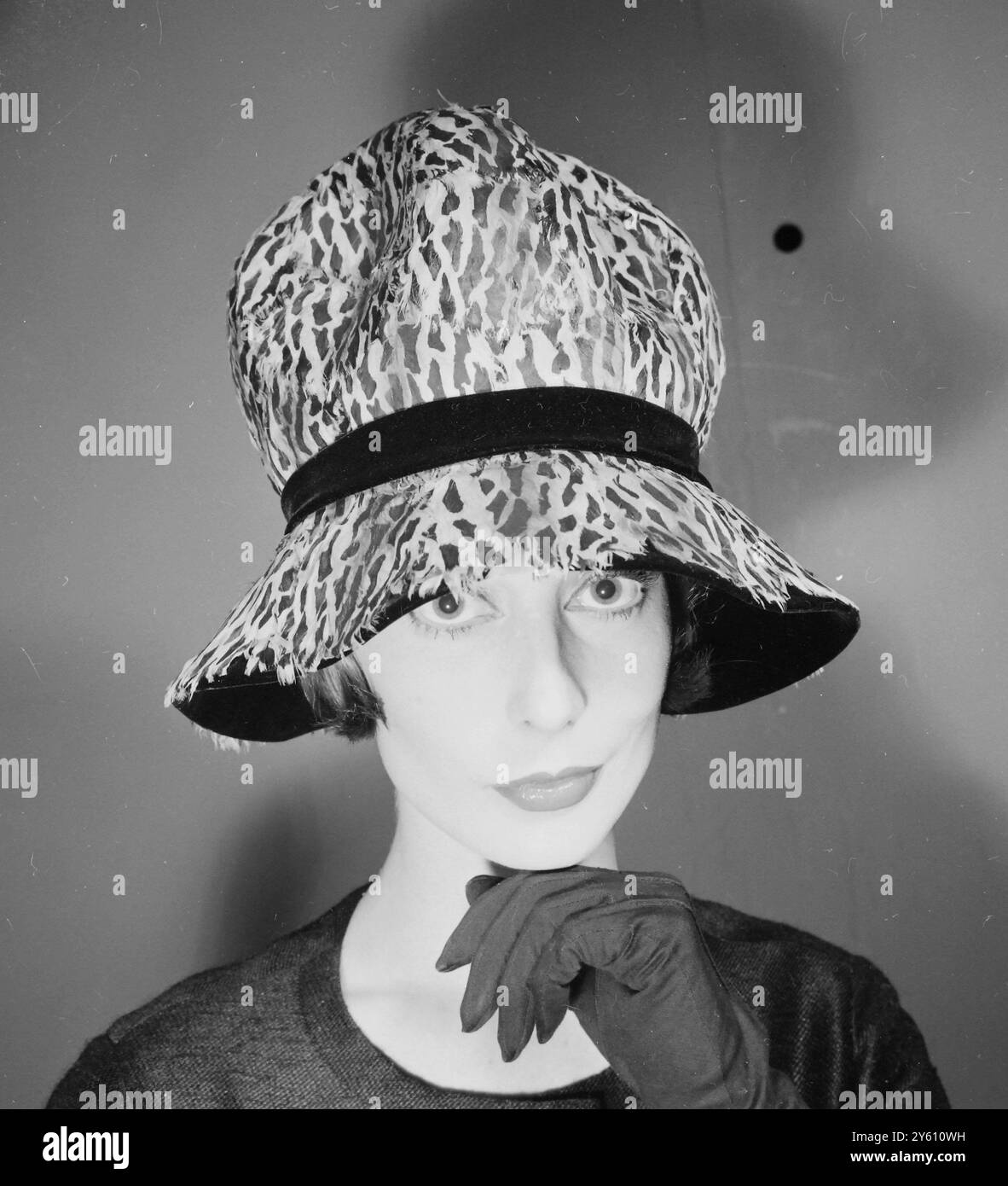BRENDA HARPER HAT BY PETER SHEPHERD / 20 SEPTEMBER 1960 Stock Photo - Alamy