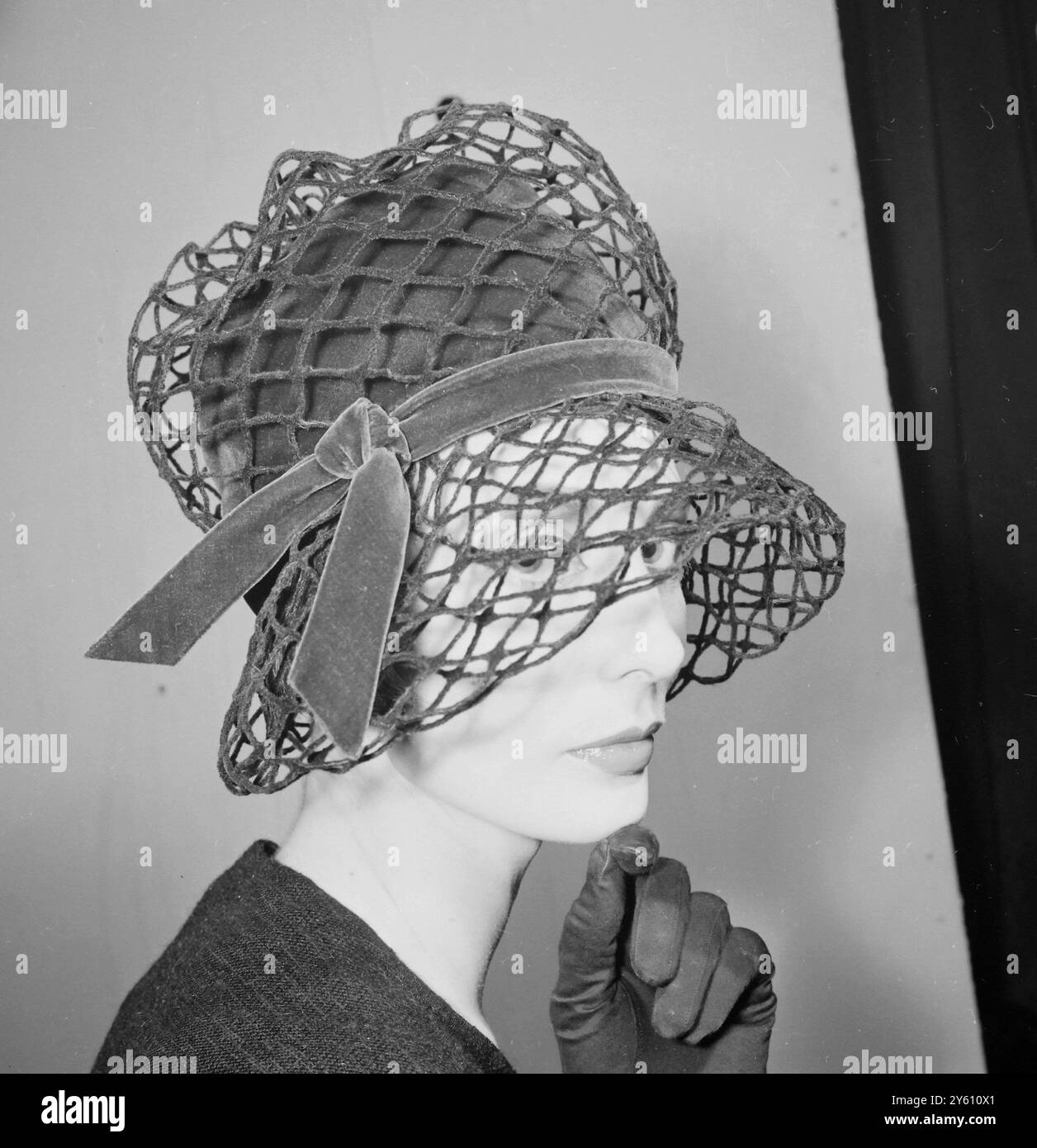 BRENDA HARPER HAT BY PETER SHEPHERD / 20 SEPTEMBER 1960 Stock Photo - Alamy