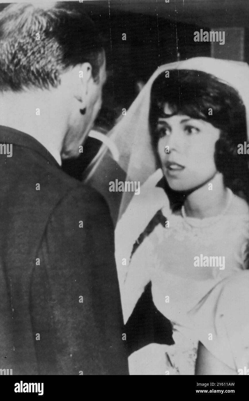 SINGER FRANK SINATRA WITH DAUGHTER NANCY AFTER WEDDING TO TOMMY SANDS ...