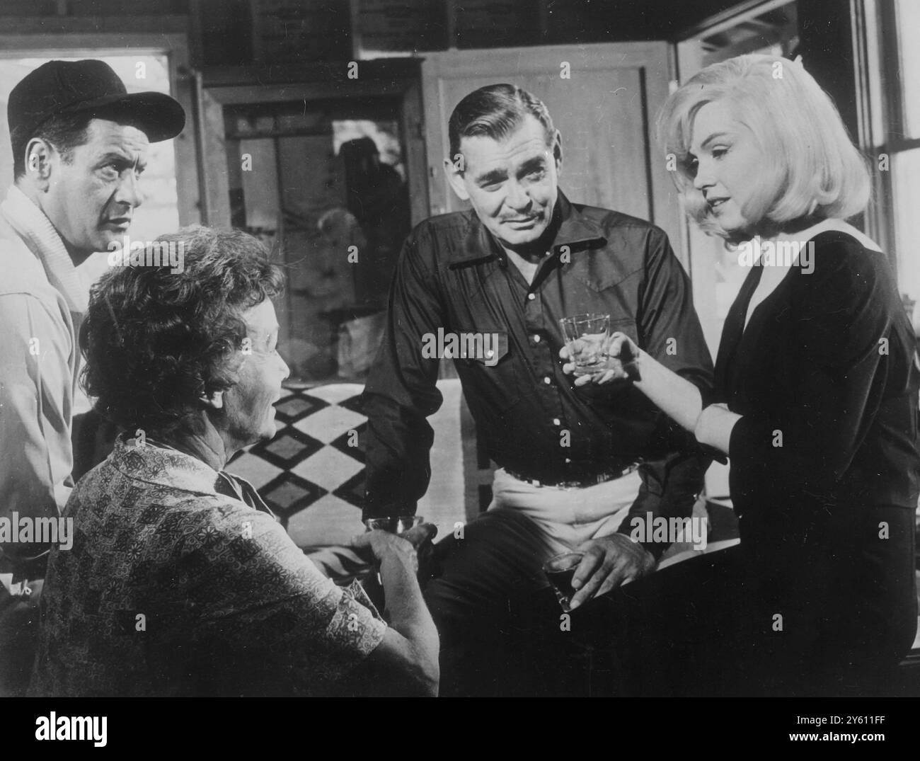 AMERICAN ACTRESS MARILYN MONROE WITH CLARKE GABLE ON A SET OF THE FILM THE MISFITS 9 SEPTEMBER ...
