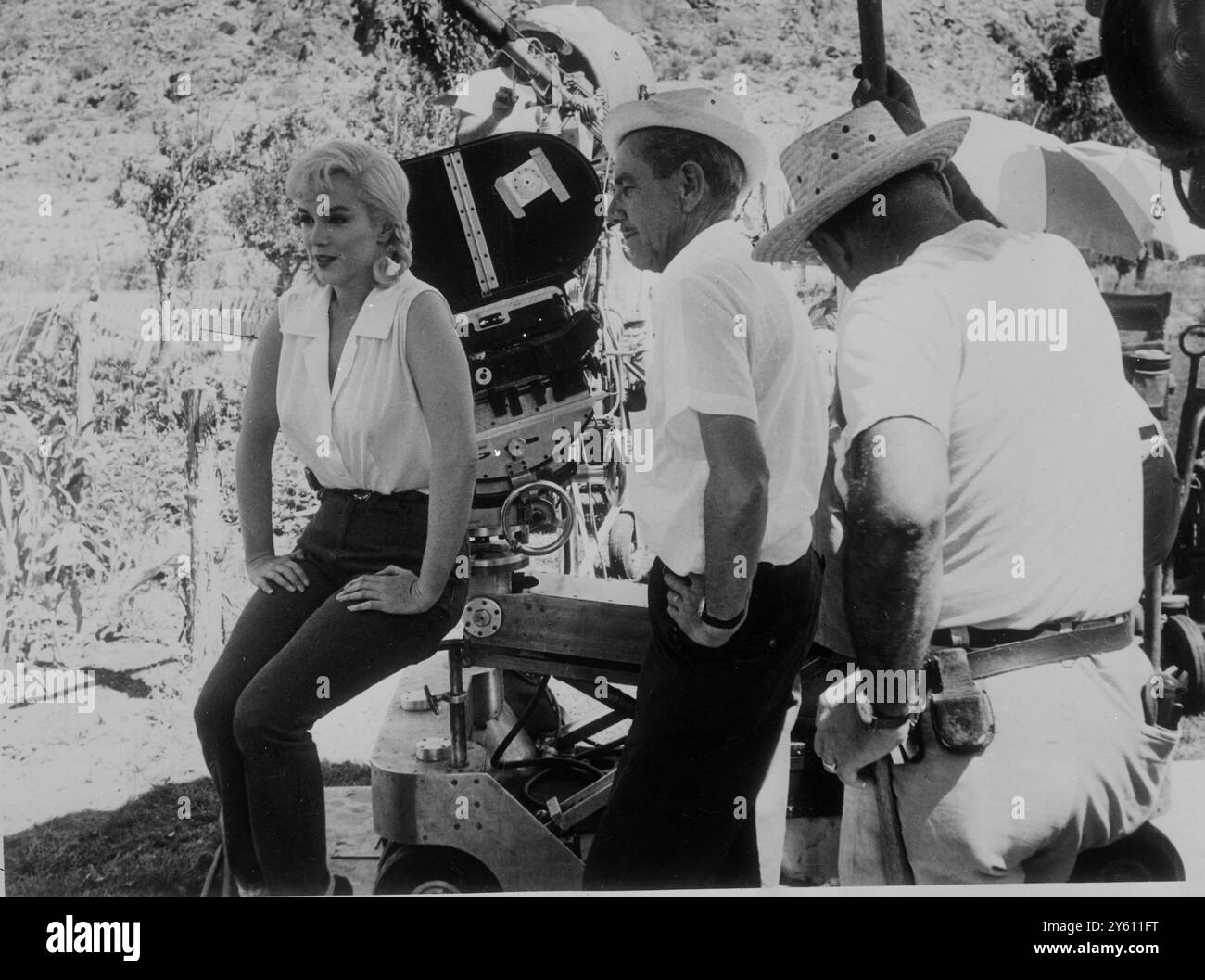 AMERICAN ACTRESS MARILYN MONROE ON A SET OF THE FILM THE MISFITS 9 ...