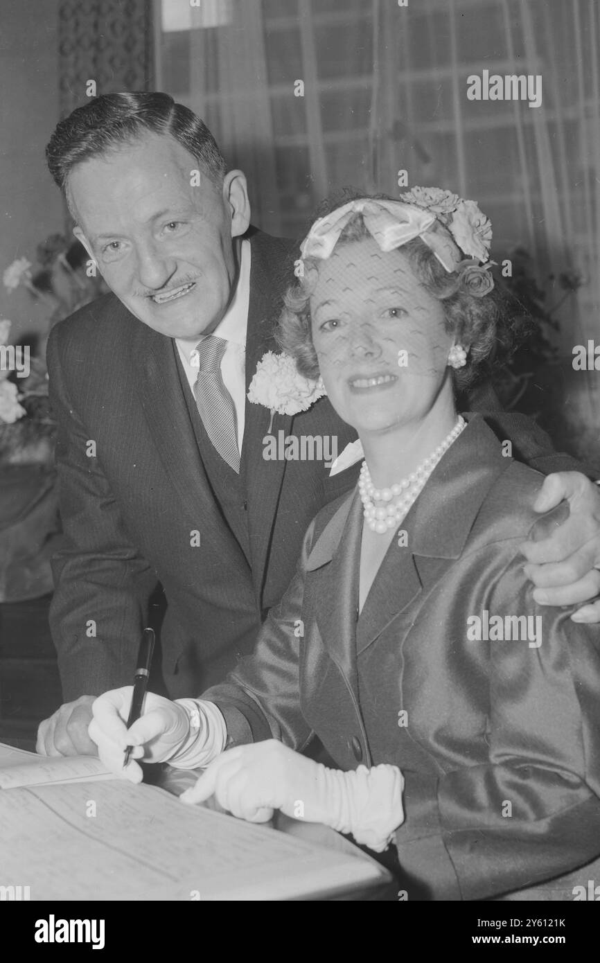 WILFRED STOTT WEDS MRS STEVENS / 3 SEPTEMBER 1960 Stock Photo - Alamy