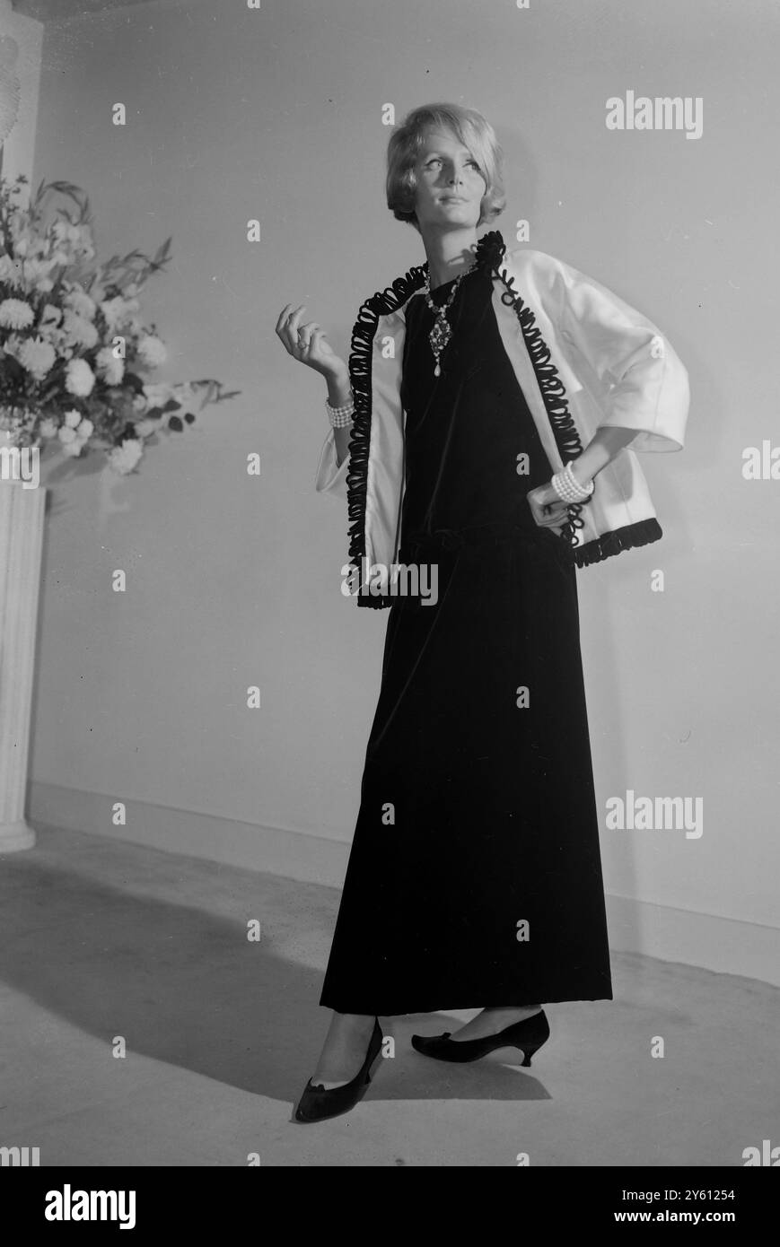 FASHION WYNNE THOMAS VIRGINIA MODELS DRESS BLACK VELVET 31 AUGUST 1960 ...