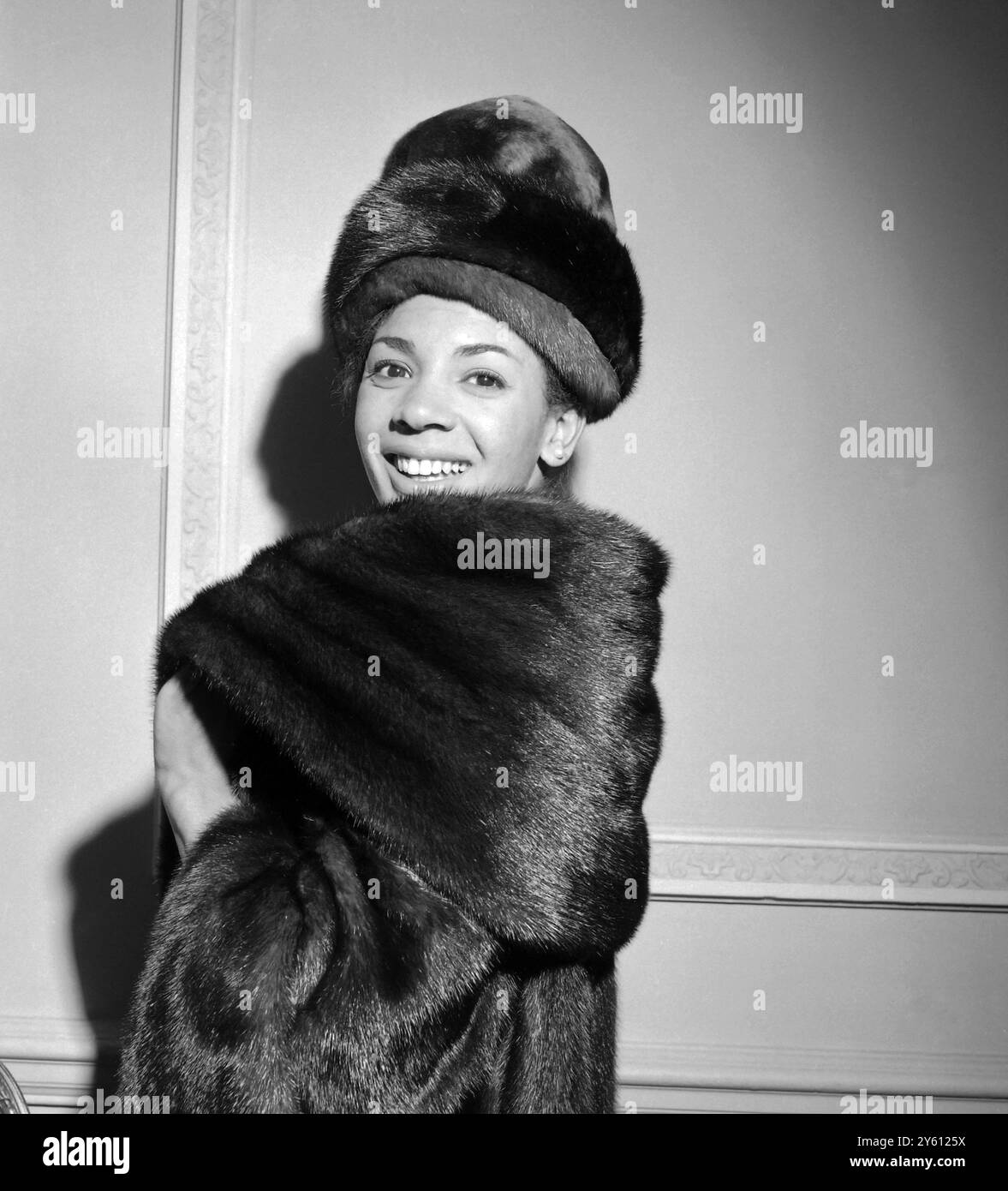 SINGER SHIRLEY BASSEY BUYS COAT IN LONDON STORE / SHOPS SHOPPING 1 ...