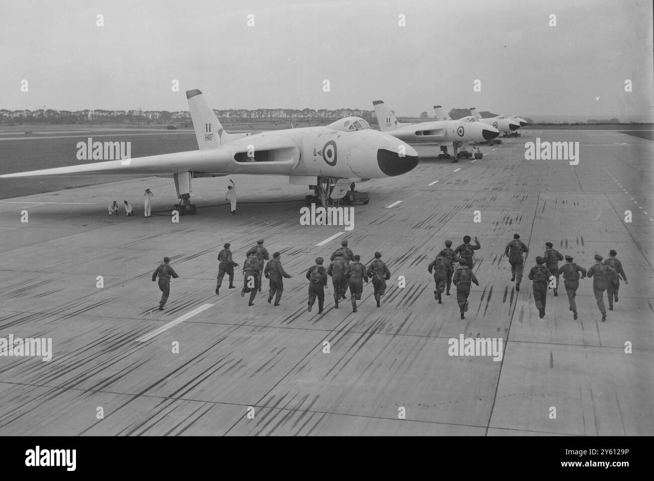 AVIATION SCRAMBLE OF VULCAN BOMBER CREW AND IN FLIGHT 28 AUGUST 1960 ...