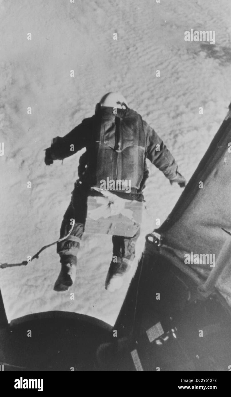 KITTINGER JOSE PARACHUTE DROP / 24 AUGUST 1960 Stock Photo - Alamy