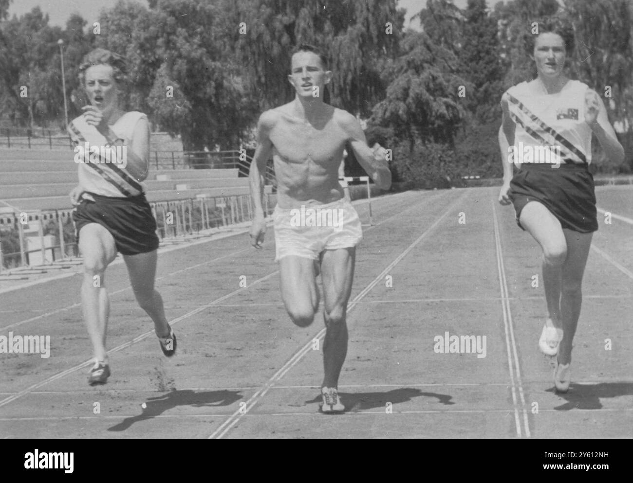 FLEMING N TONY BLUE WITH BETTY CUTHBERT / 21 AUGUST 1960 Stock Photo ...