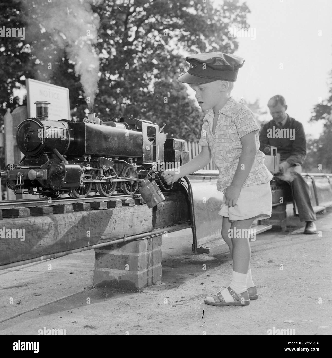 MODELS ENGINE WITH ROGER SAYERS 22 AUGUST 1960 Stock Photo - Alamy