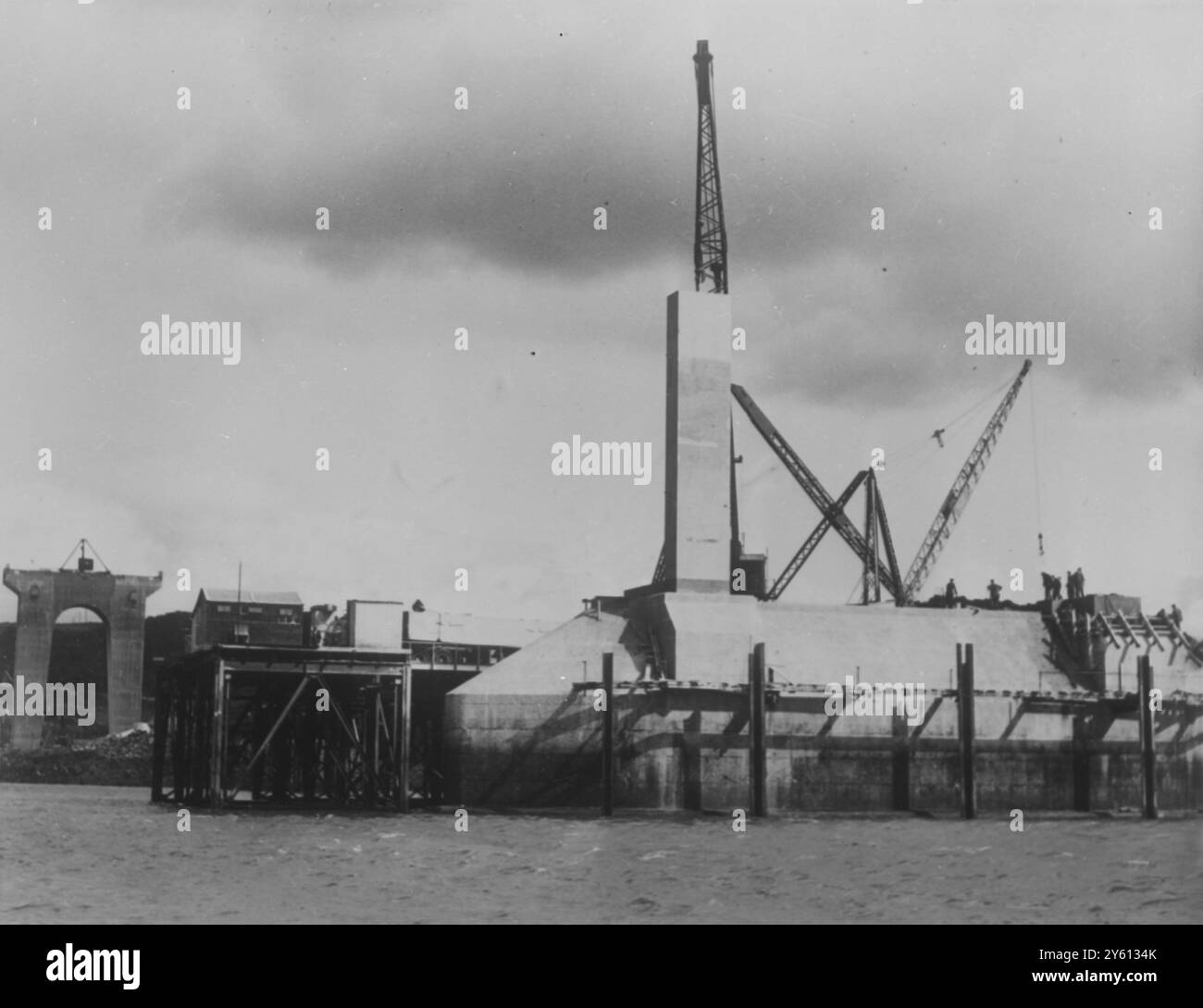 FORTH BRIDGE VERTICAL TOWER MOVED INTO POSITION 19 AUGUST 1960 Stock ...
