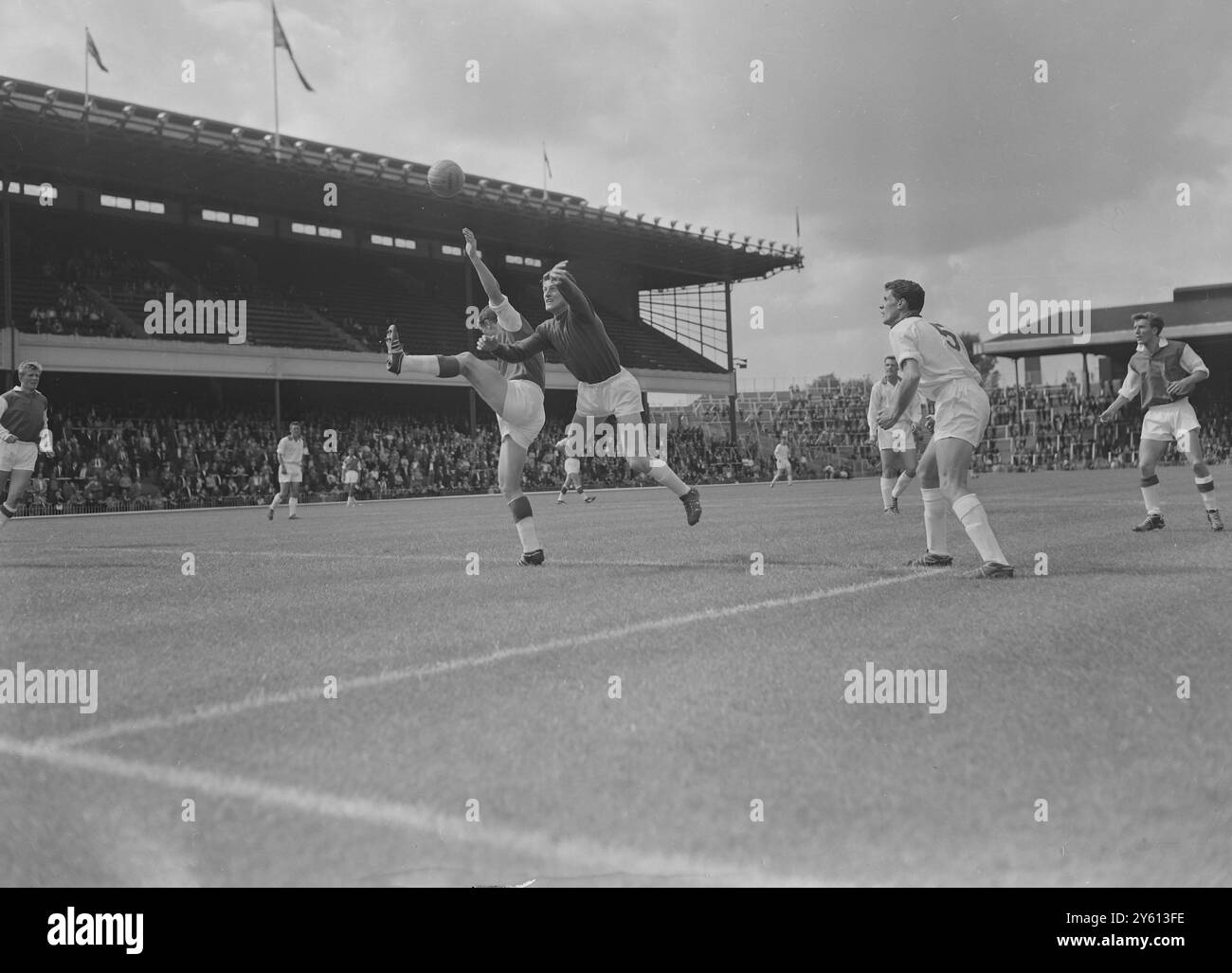 FOOTBALLER DAVID HERD WITH JIM STANDEN - ARSENAL TRAINING / 13 AUGUST ...