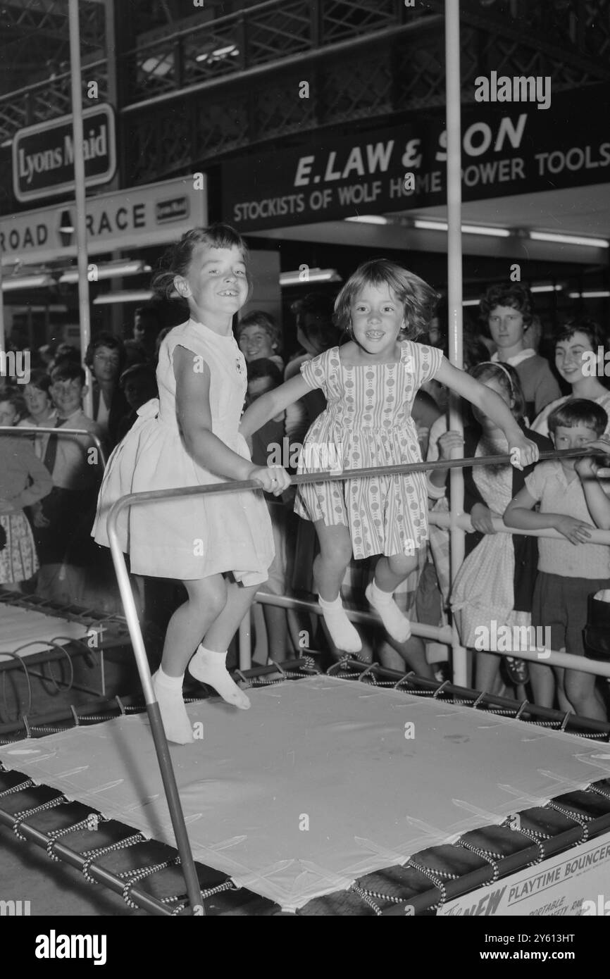 KENNETT CELIA FELLOWS PAT ON TRAMPOLIN / 16 AUGUST 1960 Stock Photo - Alamy