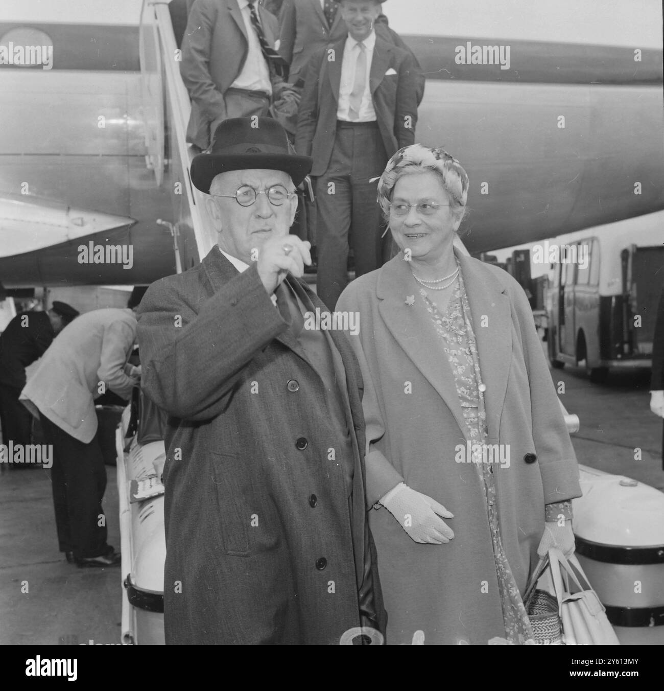 FISHER GEOFFRE LONDON AIRPORT WITH WIFE / 12 AUGUST 1960 Stock Photo ...