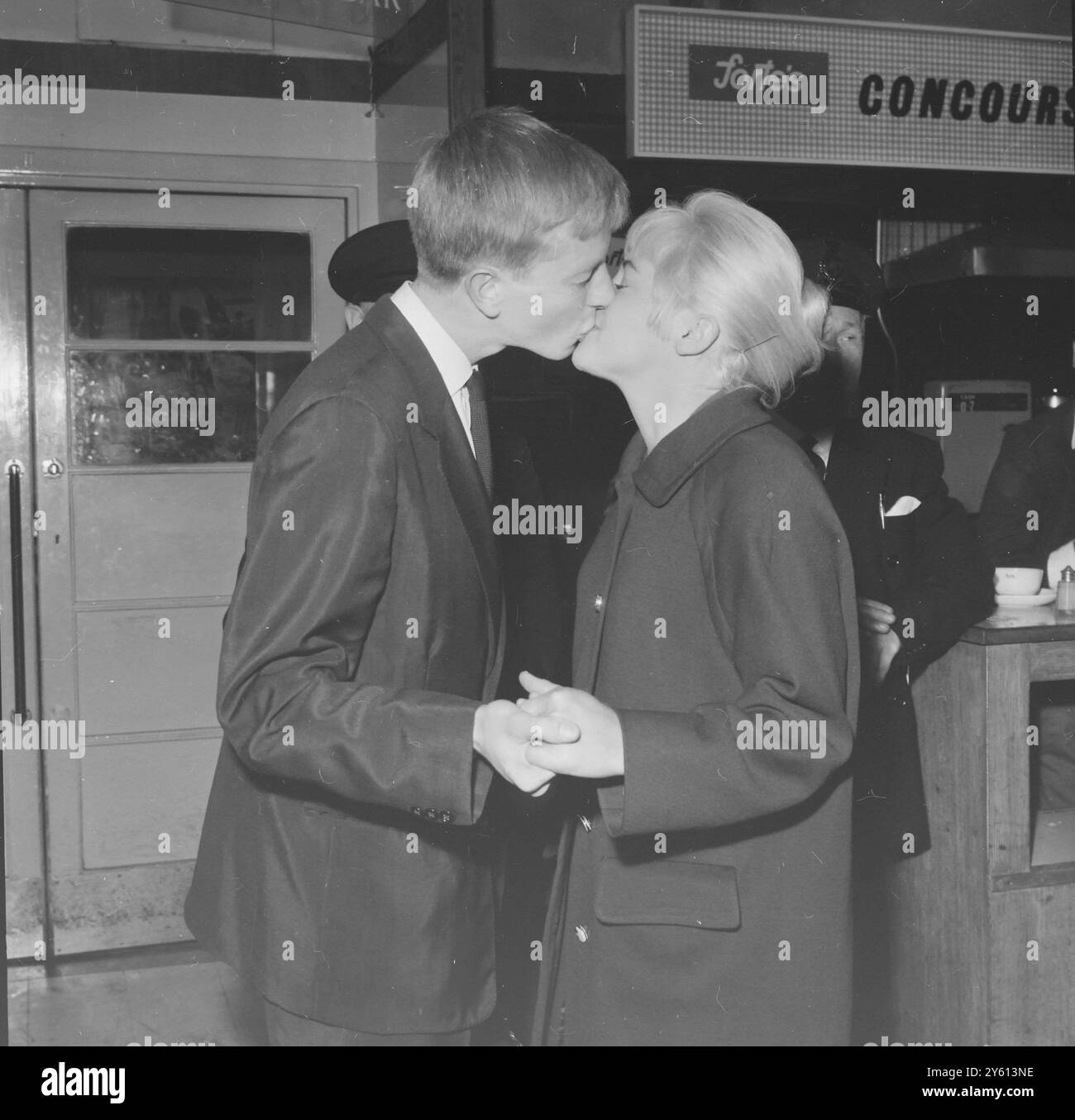 RAY ANDREW KISSES WIFE GOODBYE / 12 AUGUST 1960 Stock Photo - Alamy
