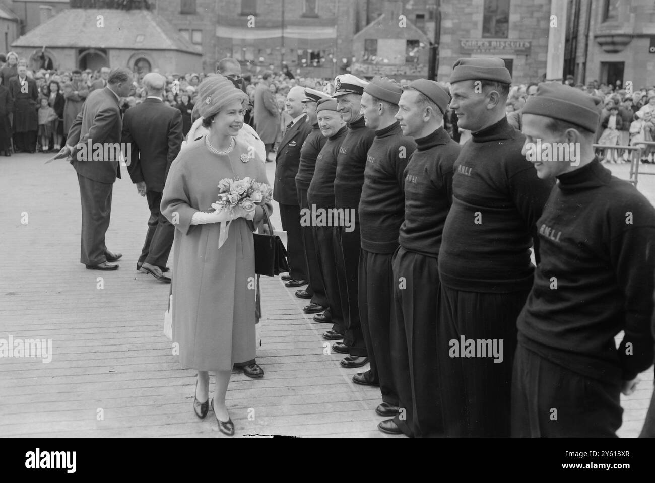 QUEEN ELIZABETH II LIFE BOAT MEN INSPECTION SHETLANDS 11 AUGUST 1960 ...