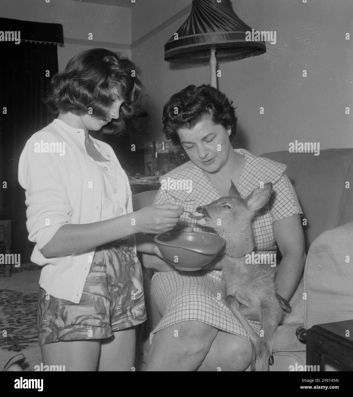KIRSTY MILLAR WITH MOTHER AUDREY / 10 AUGUST 1960 Stock Photo - Alamy
