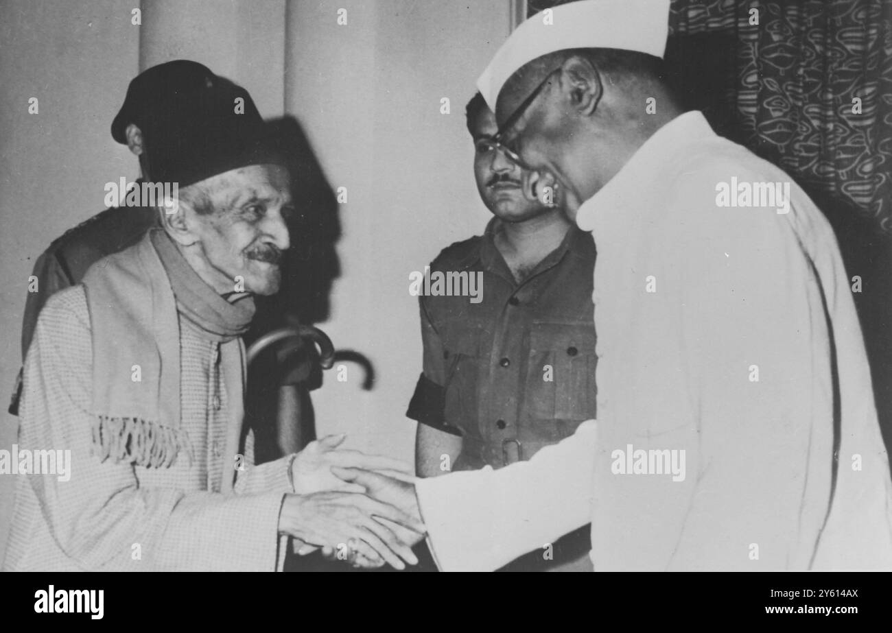 India's President Rajendra Prasad shakes hands with Nizam of Hyderabad ...