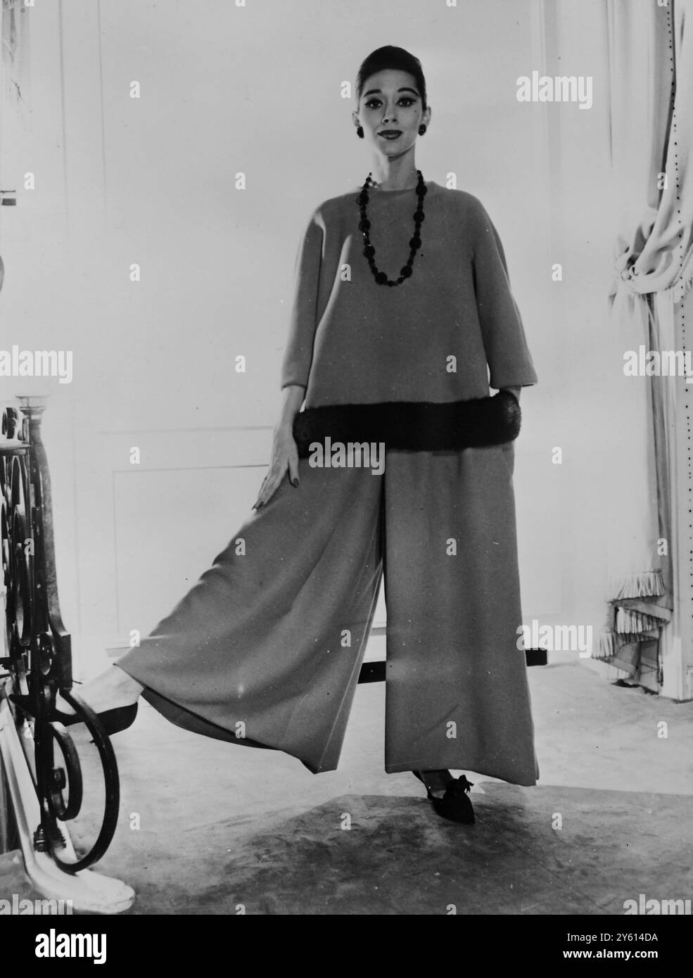 YVES SAINT LAURENT DESIGN FOR GALA EVENING 8 AUGUST 1960 Stock Photo ...