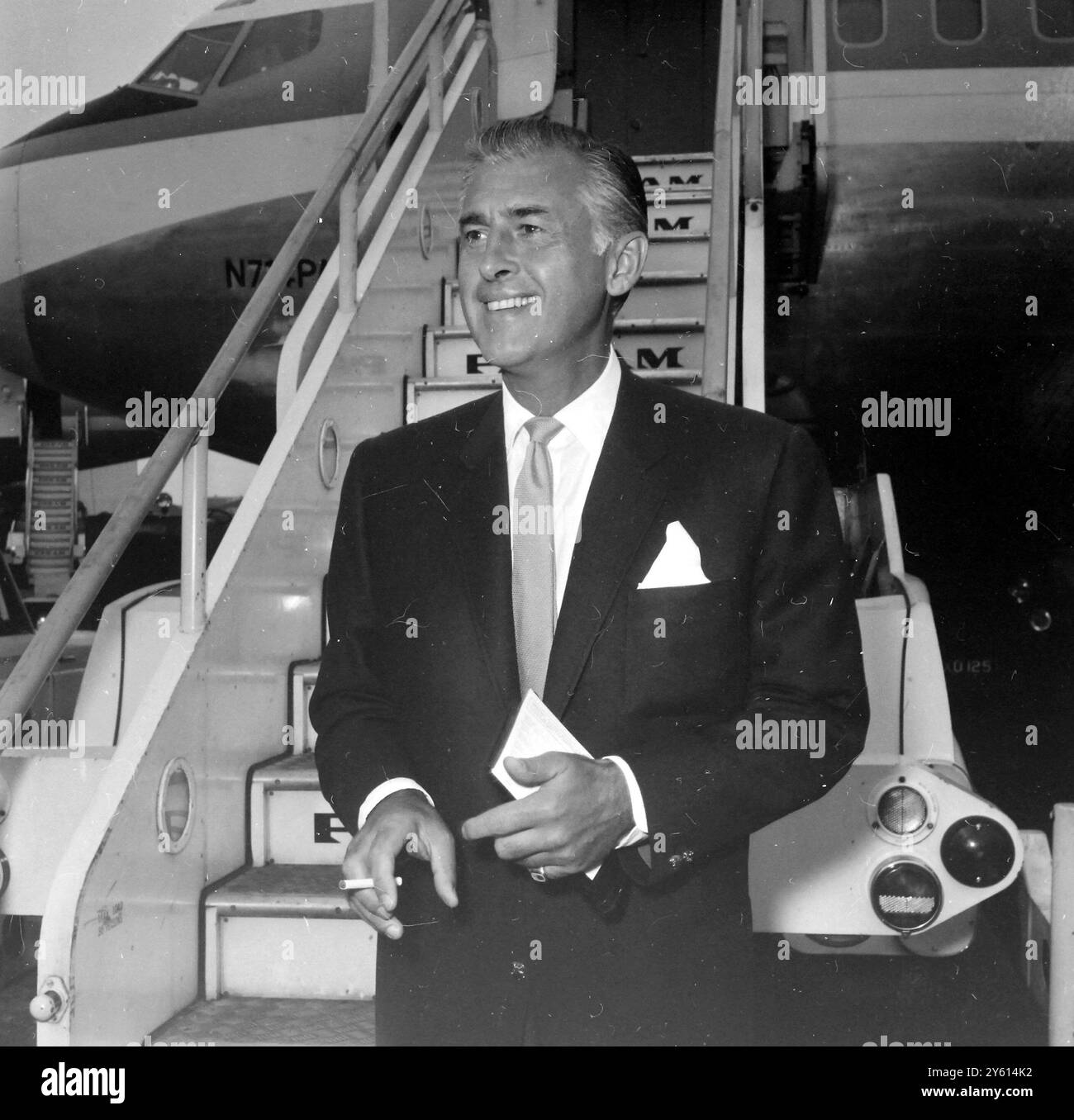 STEWART GRANGER - HUSBAND OF ACTRESS JEAN SIMMONS AT LONDON AIRPORT / 4 ...