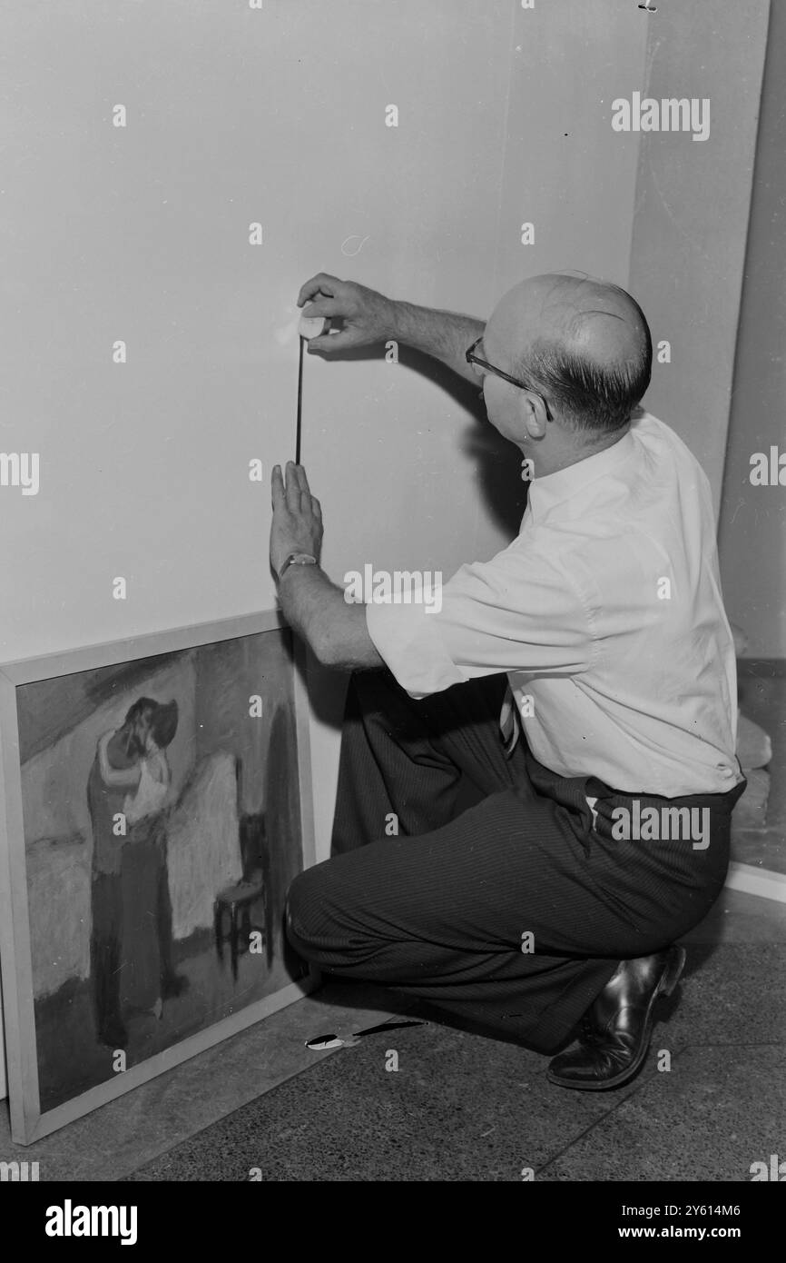 PAINTINGS PICASSO EMBRACE 1900 3 AUGUST 1960 Stock Photo - Alamy