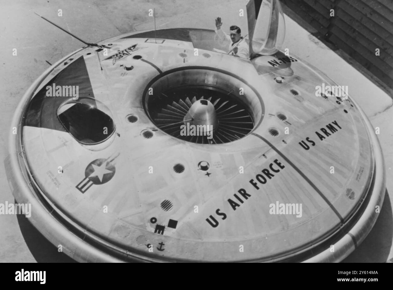 US AIR FORCE DISC SHAPED AIRCRAFT 3 AUGUST 1960 Stock Photo - Alamy