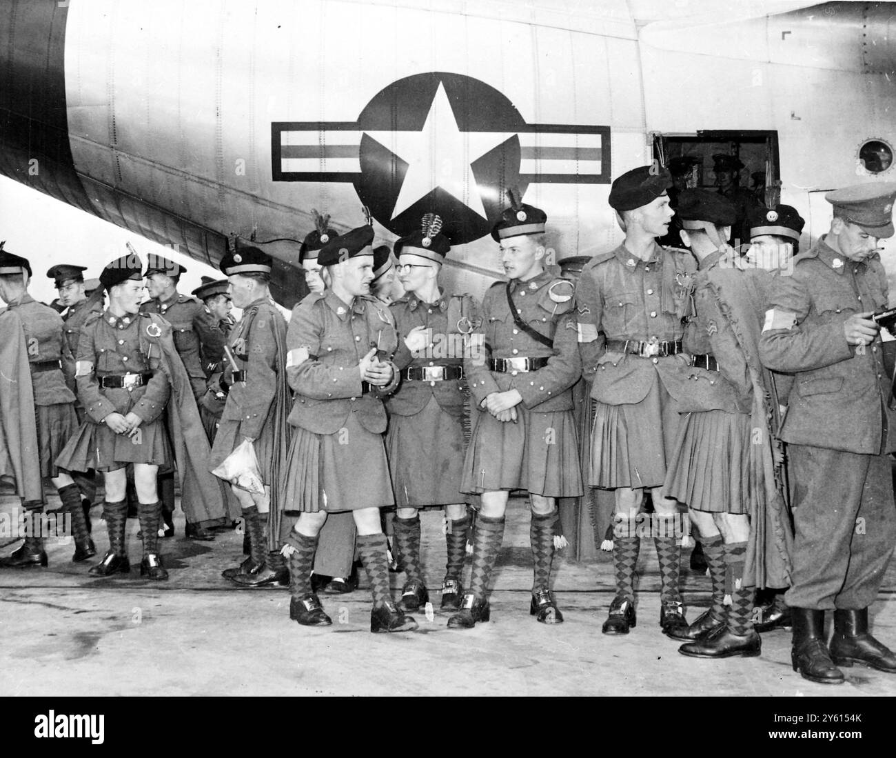 UN TROOPS IRELAND ON WAY CONGO PIPE BAND EVREUX 30 JULY 1960 Stock ...