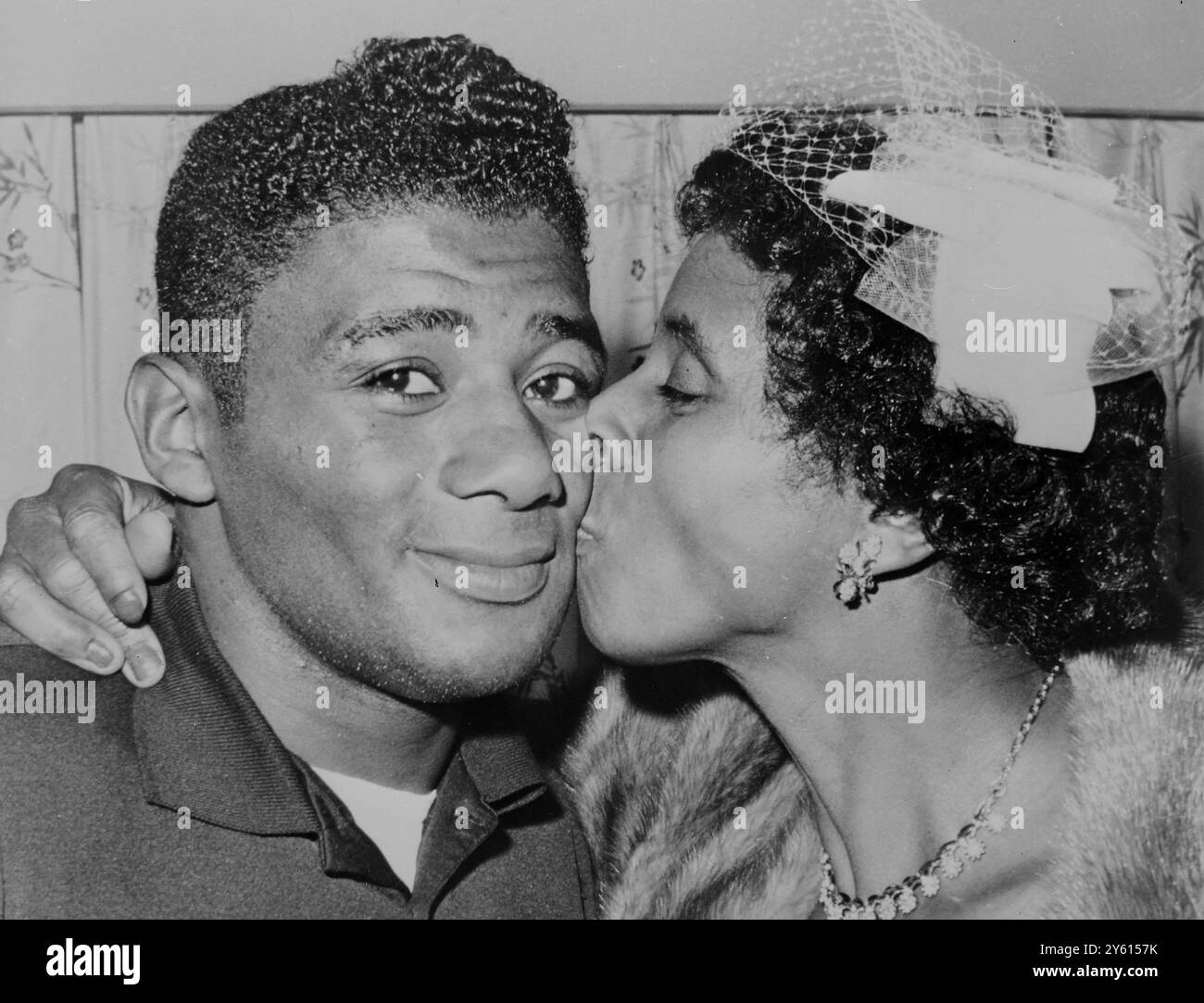 FLOYD PATTERSON - KISS FROM HIS MOTHER SANDRA AFTER WINNING A ...