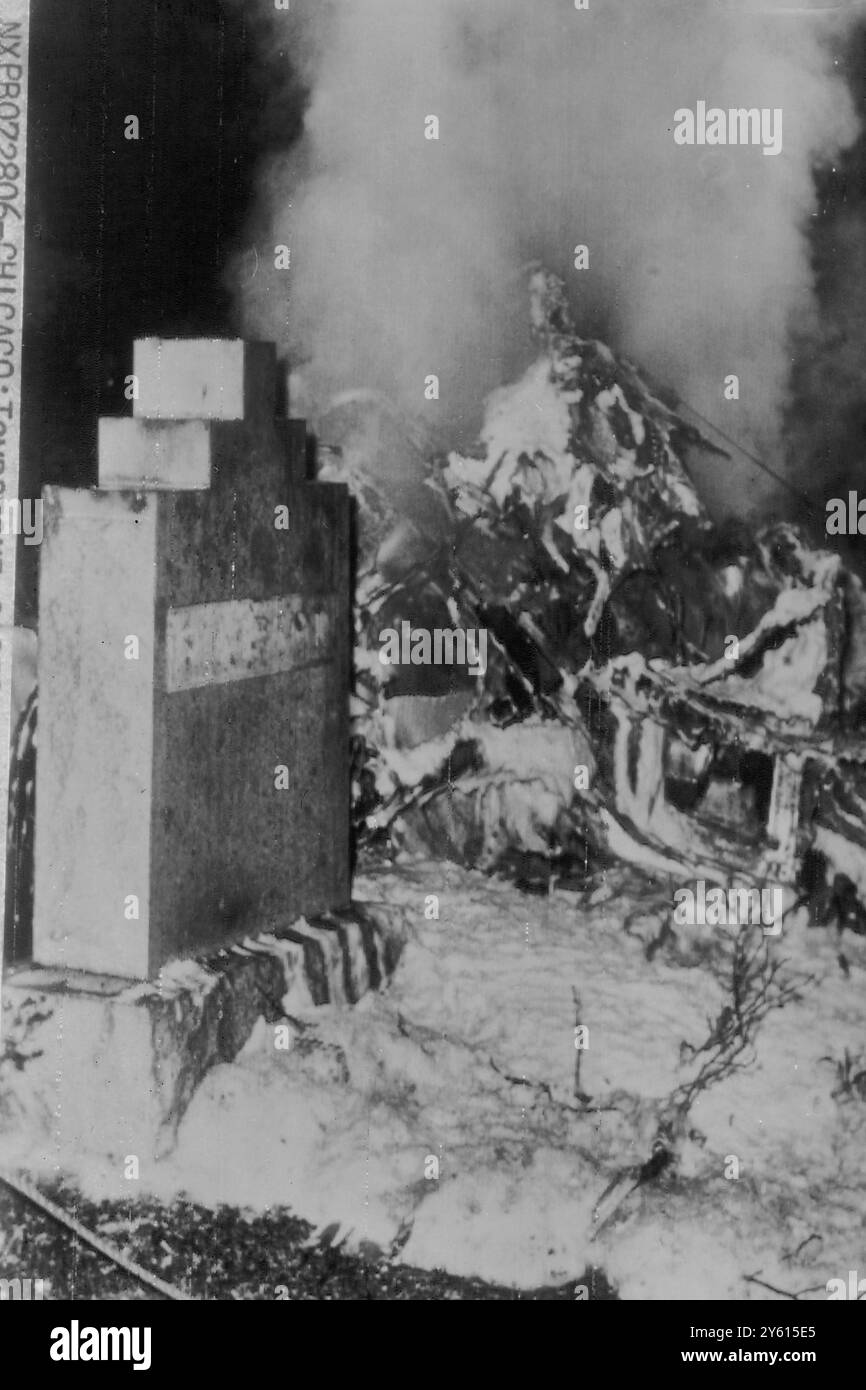 AVIATION HELICOPTER CRASH INTO CEMETERY CHICAGO 28 JULY 1960 Stock ...