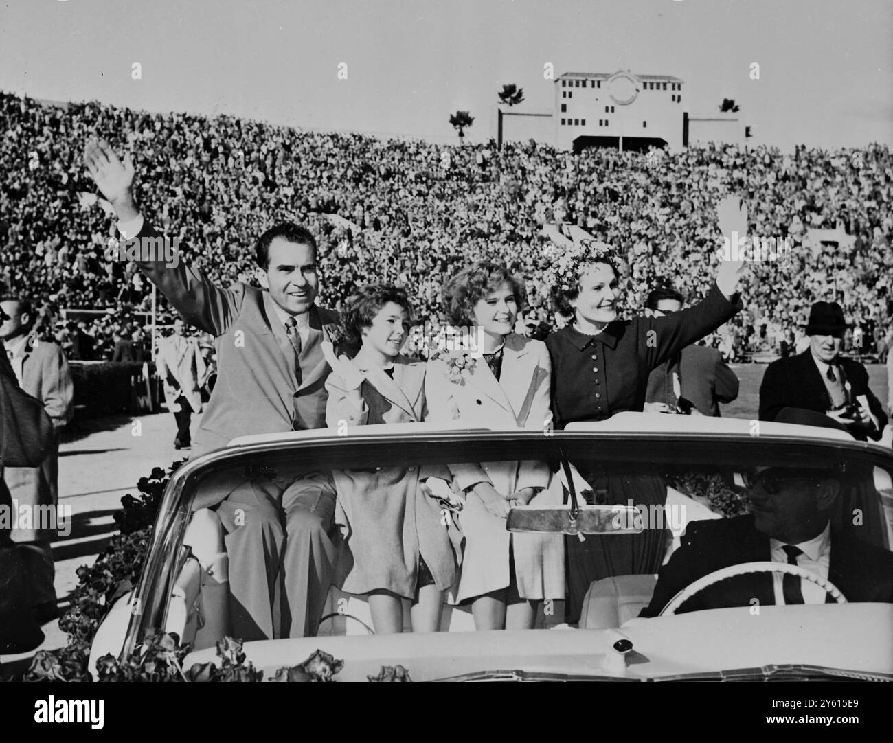 RICHARD WITH PAT NIXON WITH FAMILY IN PASADENA, CALIFORNIA/ 28 JULY ...