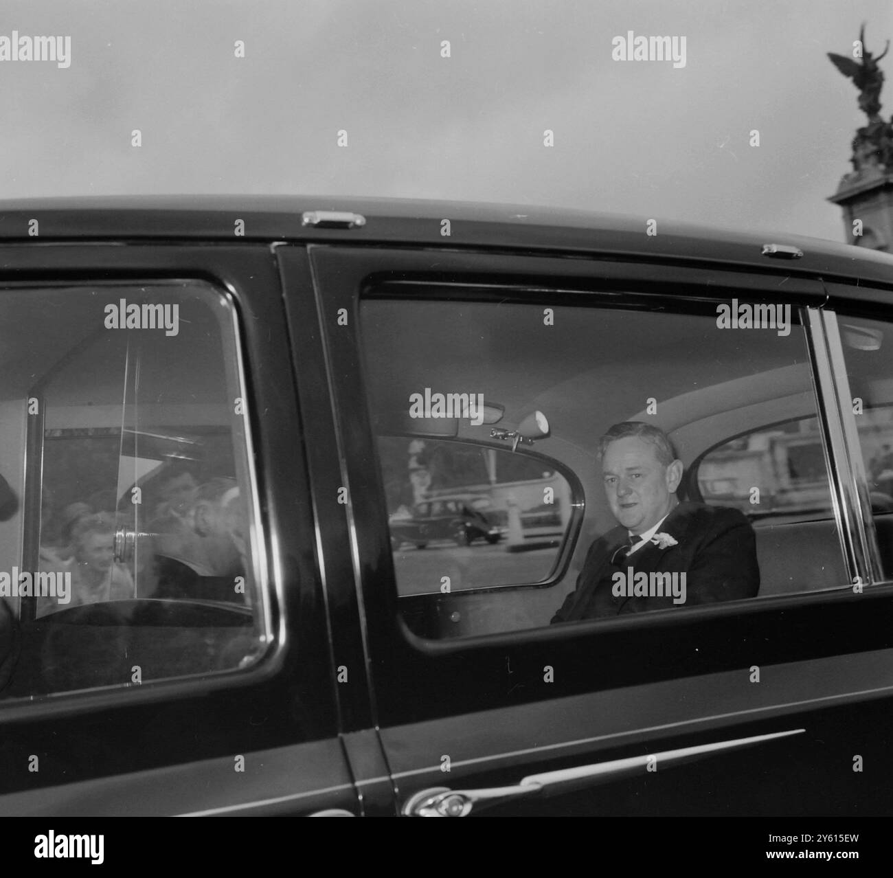 VISCOUNT HAILSHAM NEW MINISTER LEAVING BUCKINGHAM PALACE 28 JULY 1960 ...