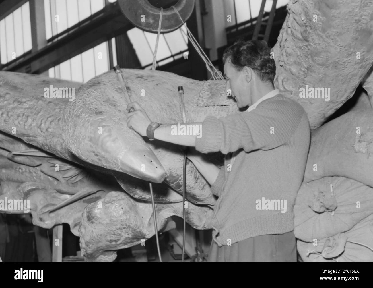 US EMBASSY GILDED EAGLE BEING MADE LONDON 28 JULY 1960 Stock Photo - Alamy