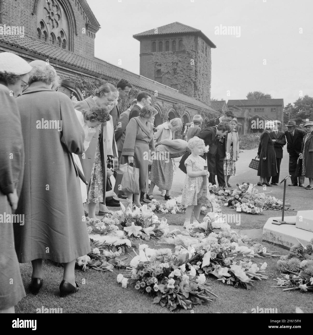 CHILDREN MATTHEWS A FUNERAL 27 JULY 1960 Stock Photo - Alamy