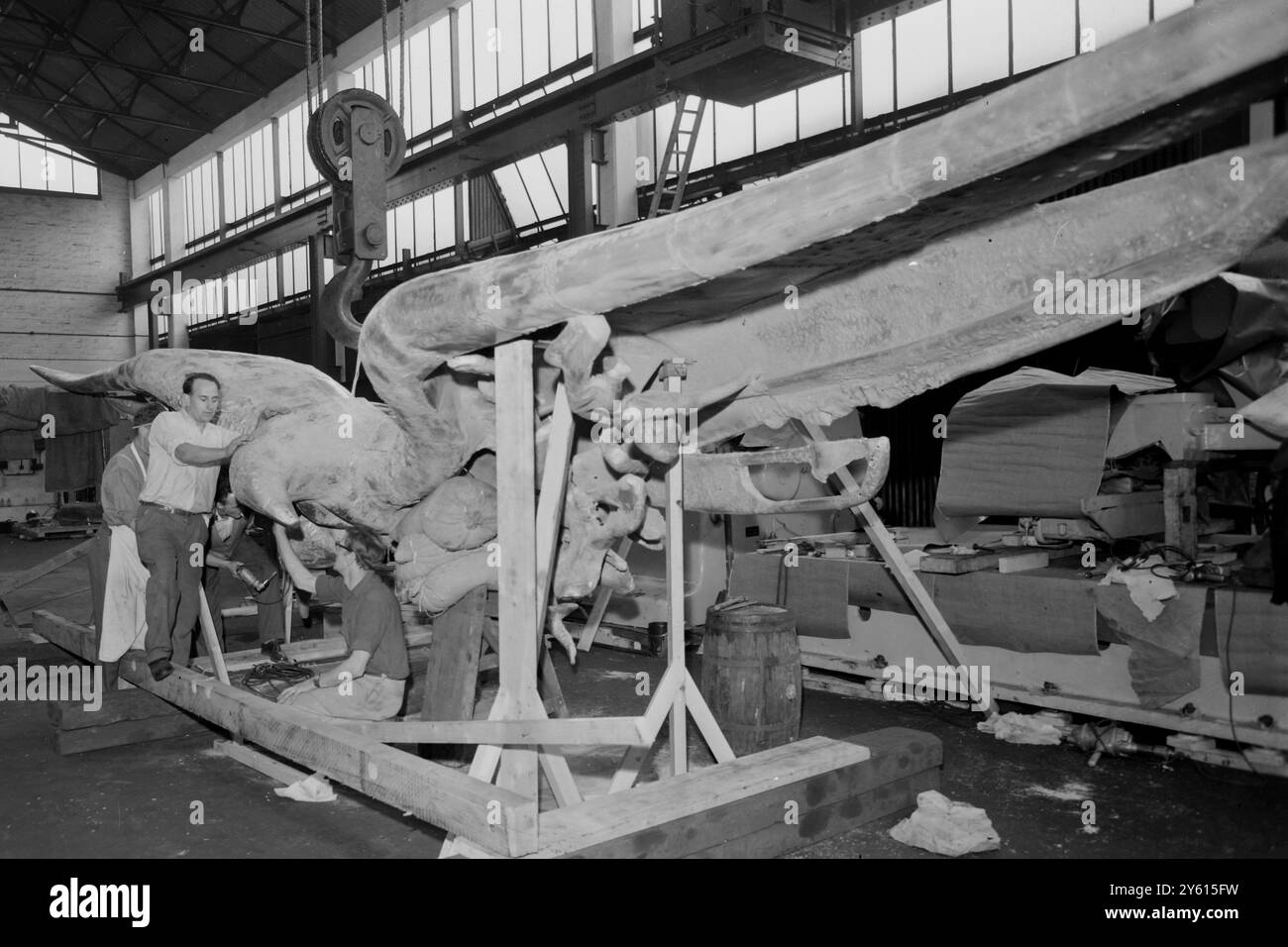 US EMBASSY GILDED EAGLE BEING MADE LONDON 28 JULY 1960 Stock Photo - Alamy