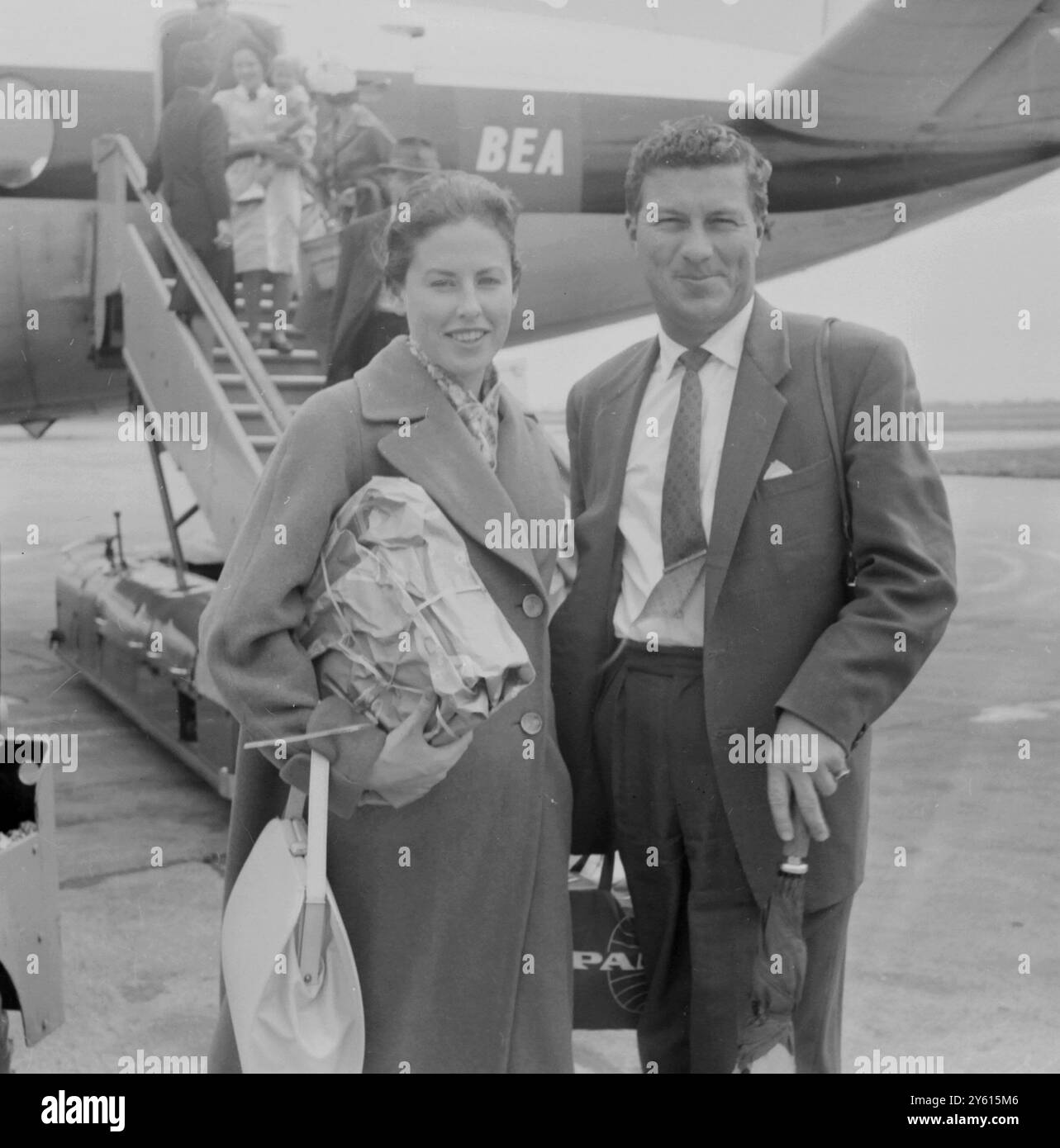 AUSTRALIAN GOLFER PETER THOMPSON WITH WIFE / 25 JULY 1960 Stock Photo ...