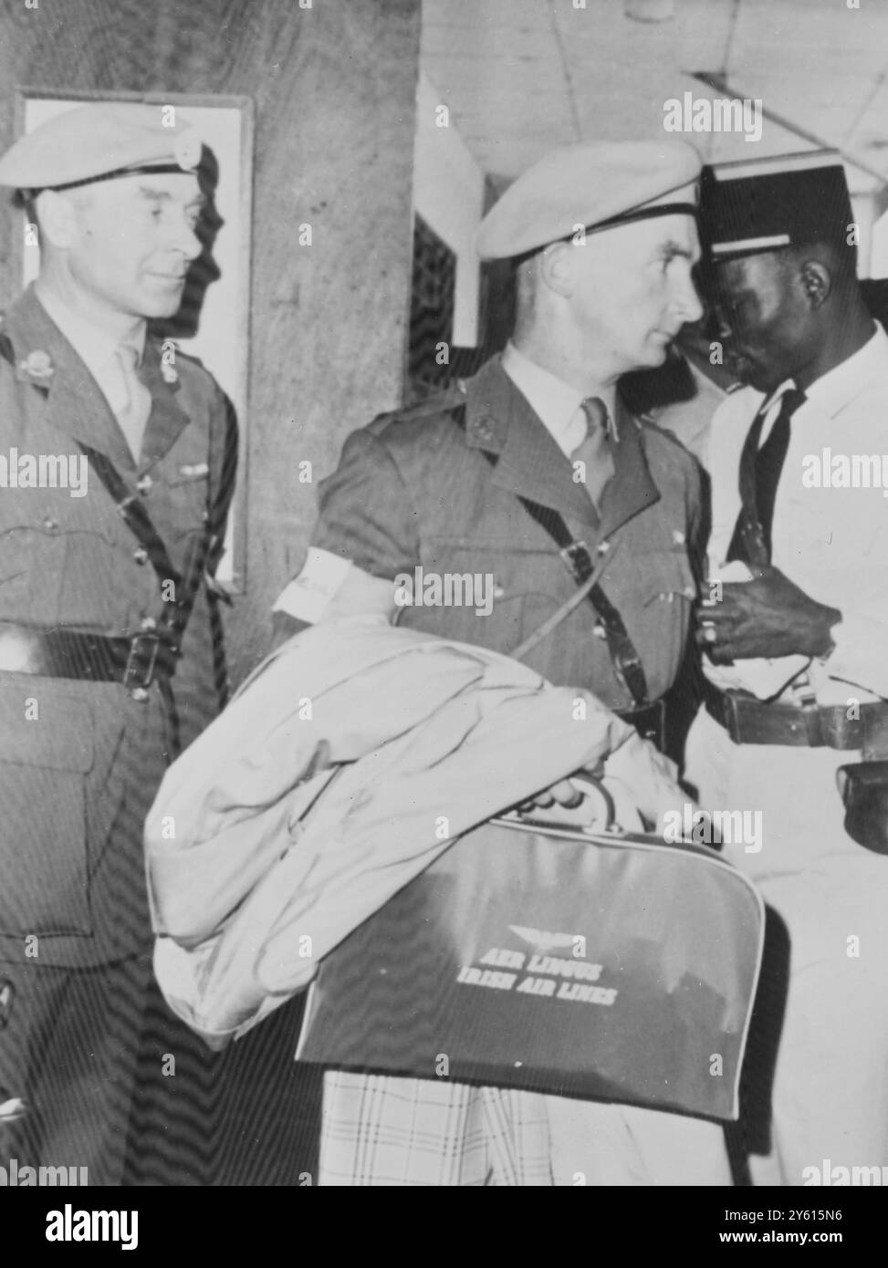 IRISH OFFICERS ON ROUTE FOR CONGO 26 JULY 1960 Stock Photo - Alamy
