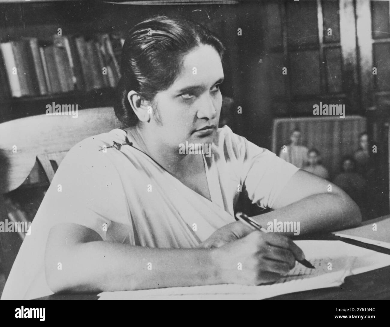 SIRIMA BANDARANAIKE OF CEYLON - FIRST WOMAN AS PRIME MINISTER 25 JULY ...
