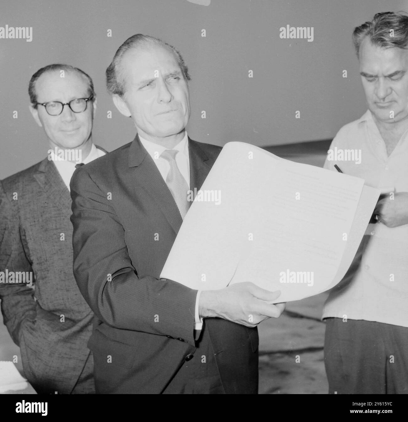 PATRICE LUMUMBA WITH EDGAR DETWILER HOLD CONTRACT / 23 JULY 1960 Stock ...