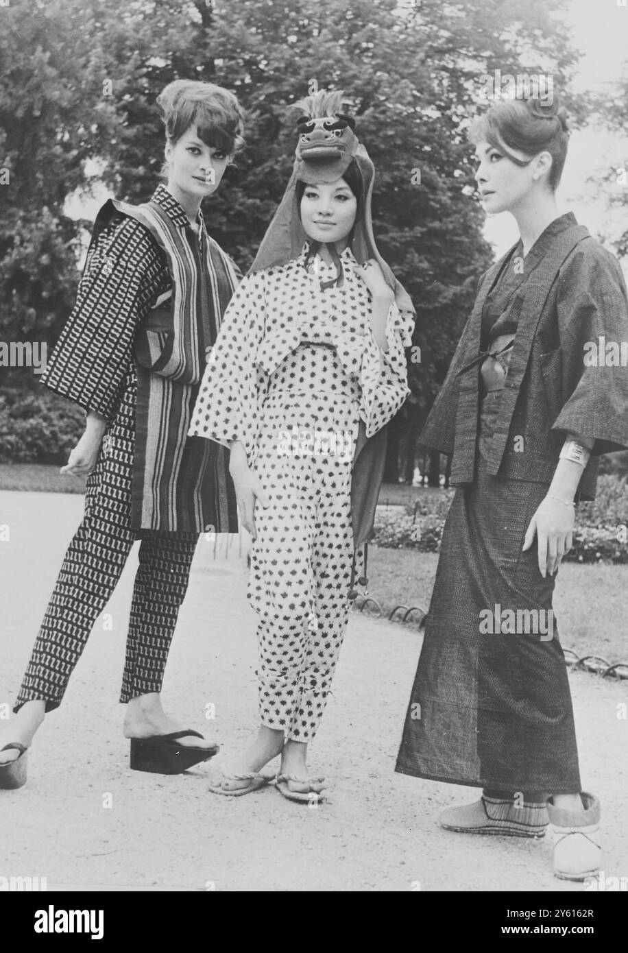 JAPANESE FASHION SHOW IN PARIS 25 JULY 1960 Stock Photo - Alamy