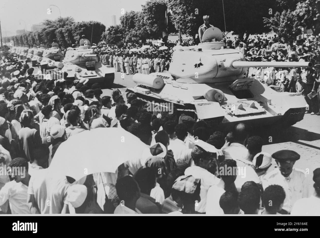 TUNKS ON THE STREETS OF CAIRO - MILITARY PRESENTATION 25 JULY 1960 ...