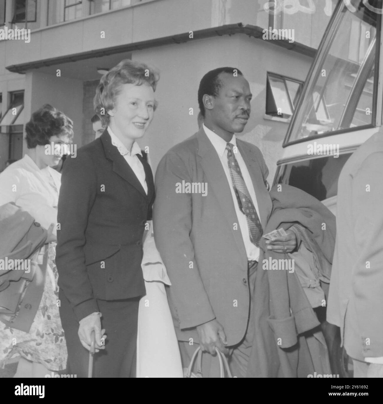 SERETSE KHAMA WITH WIFE RUTH AT LONDON AIRPORT / 21 JULY 1960 Stock ...