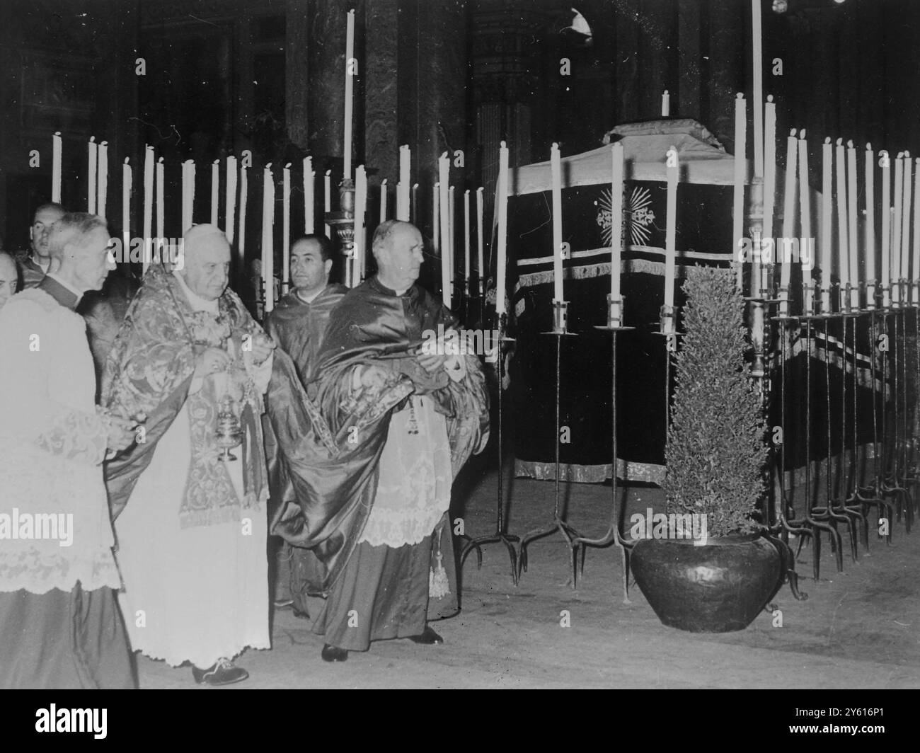 Cardinal funeral hi-res stock photography and images - Alamy