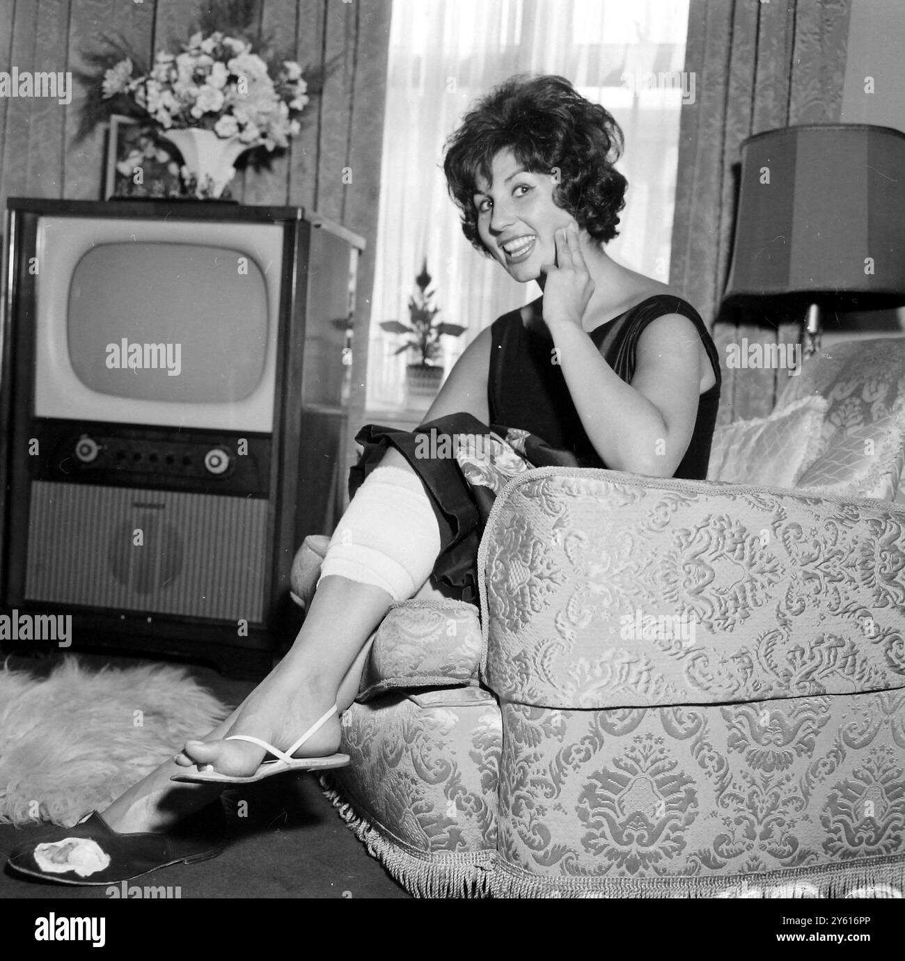 POP SINGER ALMA COGAN INJURED LEG / 17 JULY 1960 Stock Photo - Alamy
