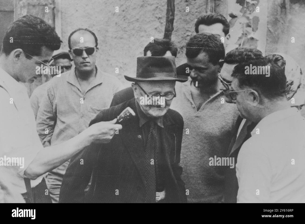 GASTON DOMINICI 83 YEARS OLD RELEASED FROM PRISON IN SAINTE TULLE / 16 ...