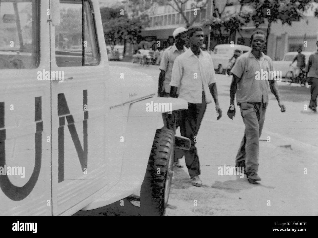 UN CONGOLESE WALK PAST VEHICLE IN CONGO 18 JULY 1960 Stock Photo - Alamy