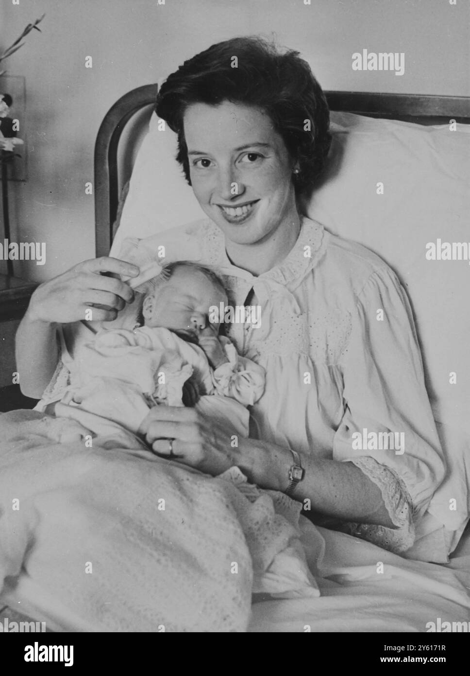 LADY PRIMROSE WITH BABY DAUGHTER JANE / 13 JULY 1960 Stock Photo - Alamy