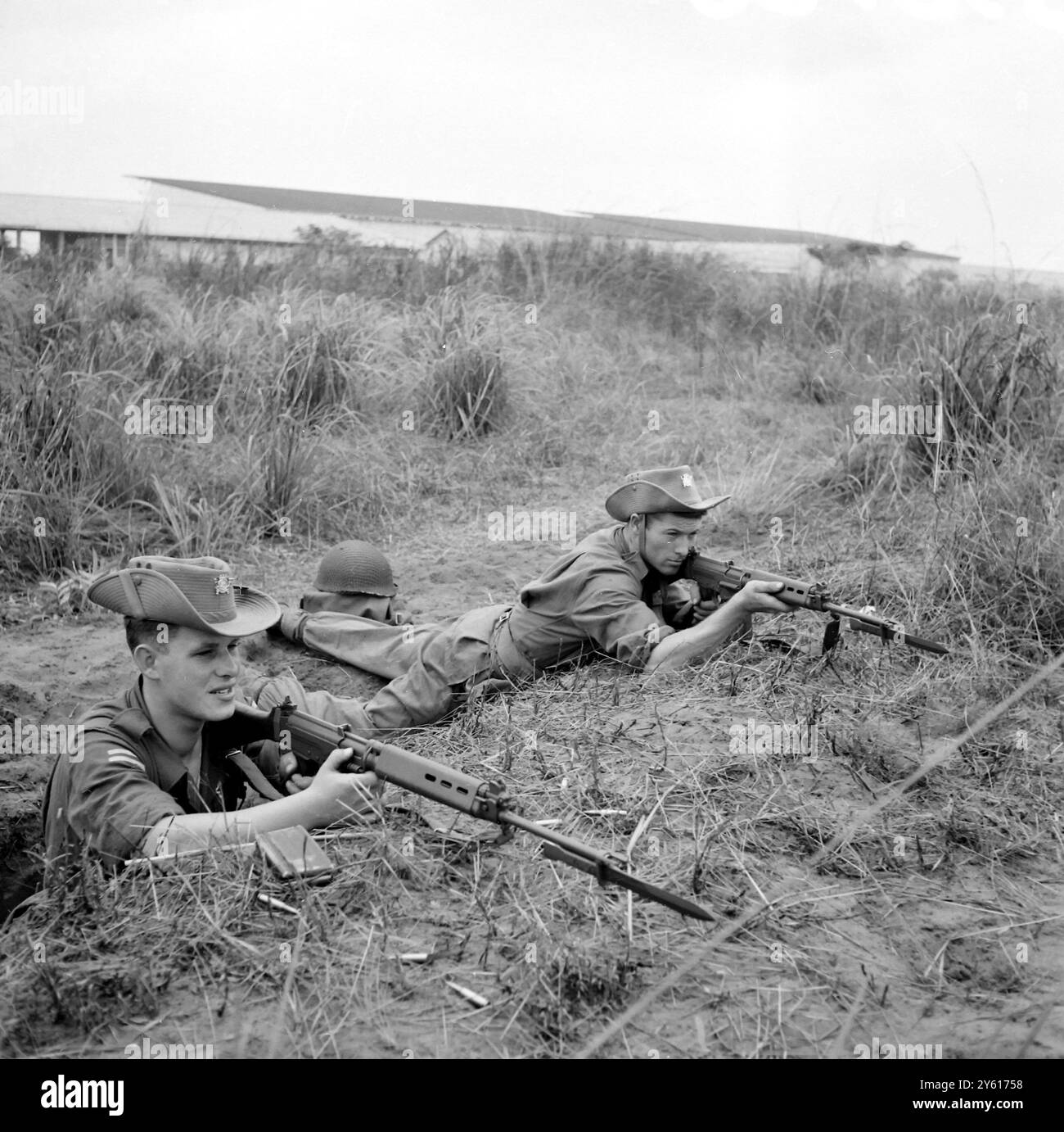ARMY TROOPS DIG IN CONGO 15 JULY 1960 Stock Photo - Alamy