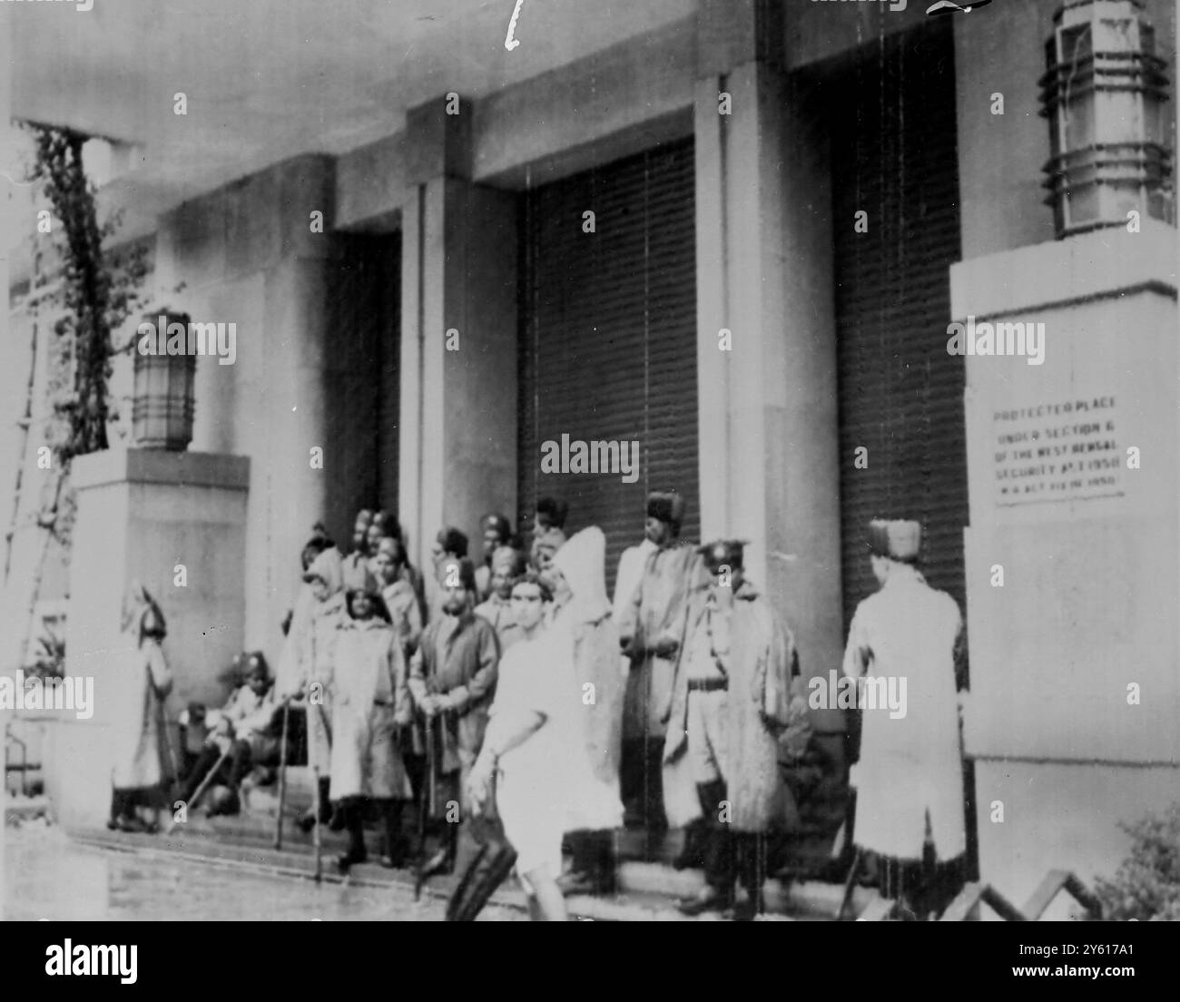 STRIKES POLICE GUARD PHONE EXCHANGE ENTRANCE CALCUTTA 12 JULY 1960 ...