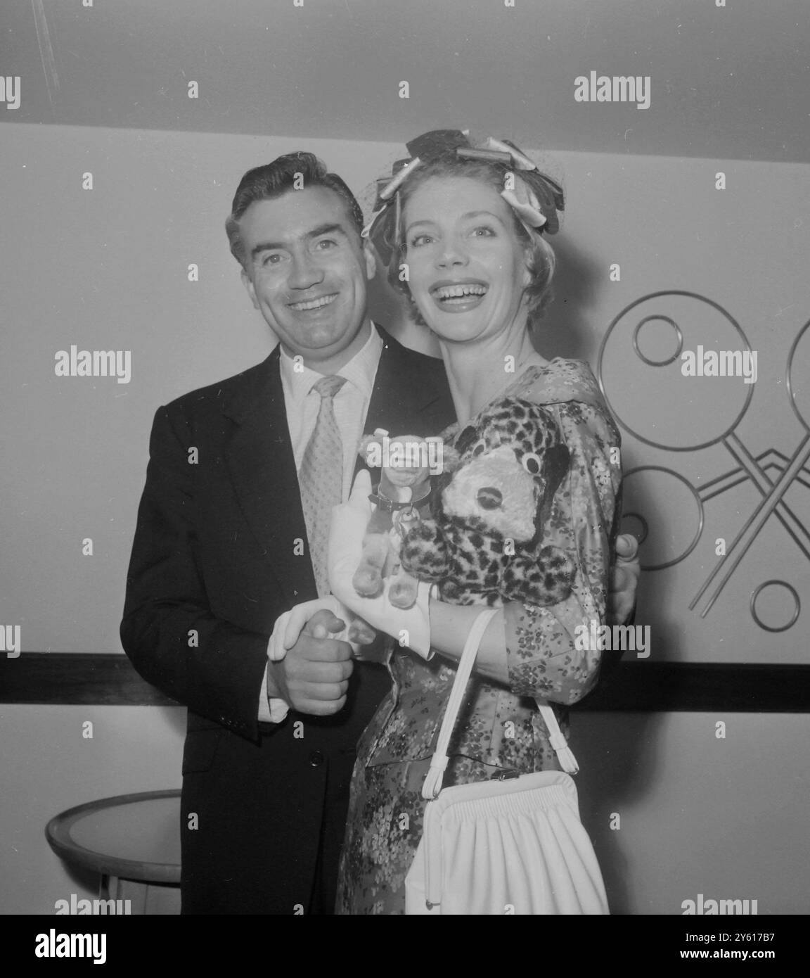 AUSTIN KENT WITH MARY REYNOLDS ARRIVE IN SOUTHAMPTON / 13 JULY 1960 ...